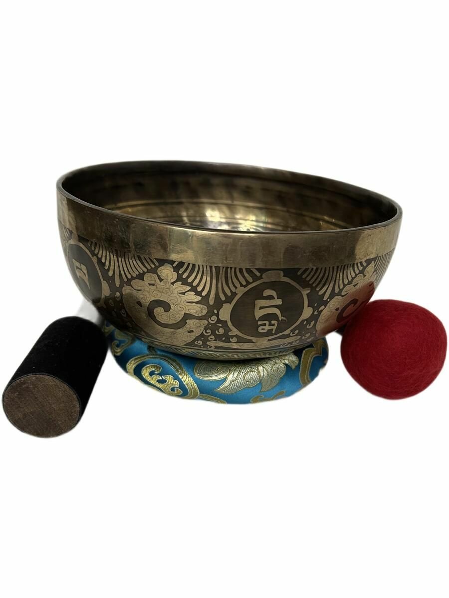 Тибетская поющая чаша тёмная с буддийскими символами (кованая): диаметр 21.1 см, нота Сол, 201 Гц, частота вибрации: 309 Гц, в комплекте со стиком и подушечкой