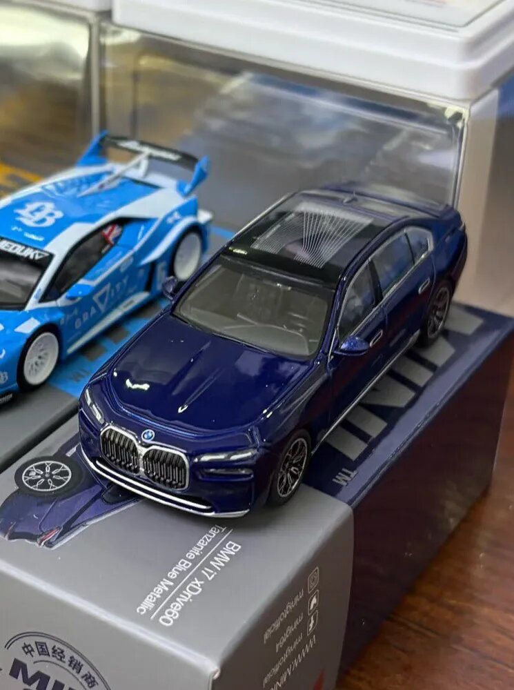 Машинка MINI GT MODEL 1:64 #1111 BMW i7 xDrive60Tanzanite Blue Metallic Die-cast Alloy Model Collection Toy Children Gifts