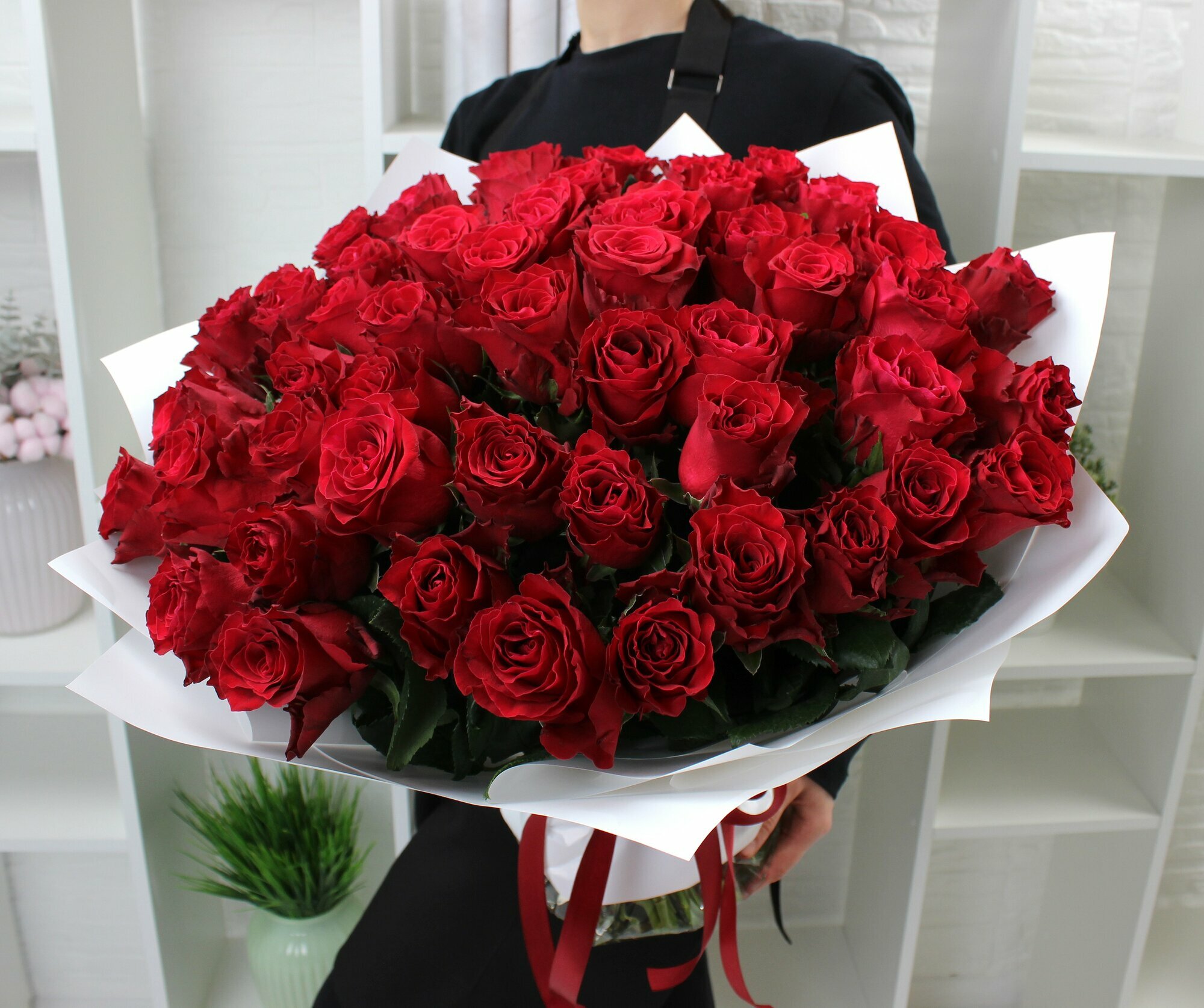 Монобукет THE FLOREAL красная роза 51 штука, высота 60 см, с бантом