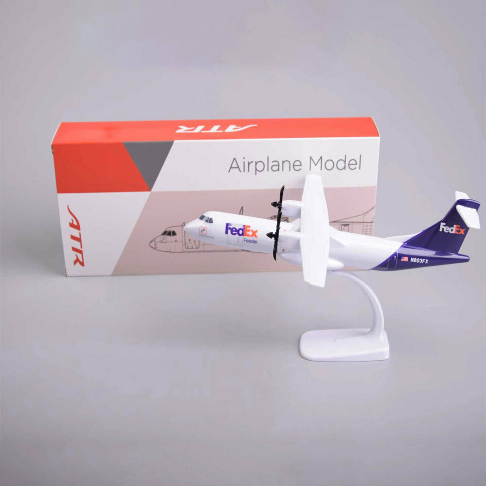 Хит продаж: модель грузового самолета FedEx B777-200 в масштабе 1:157, длиной 47 см, с колесами.
