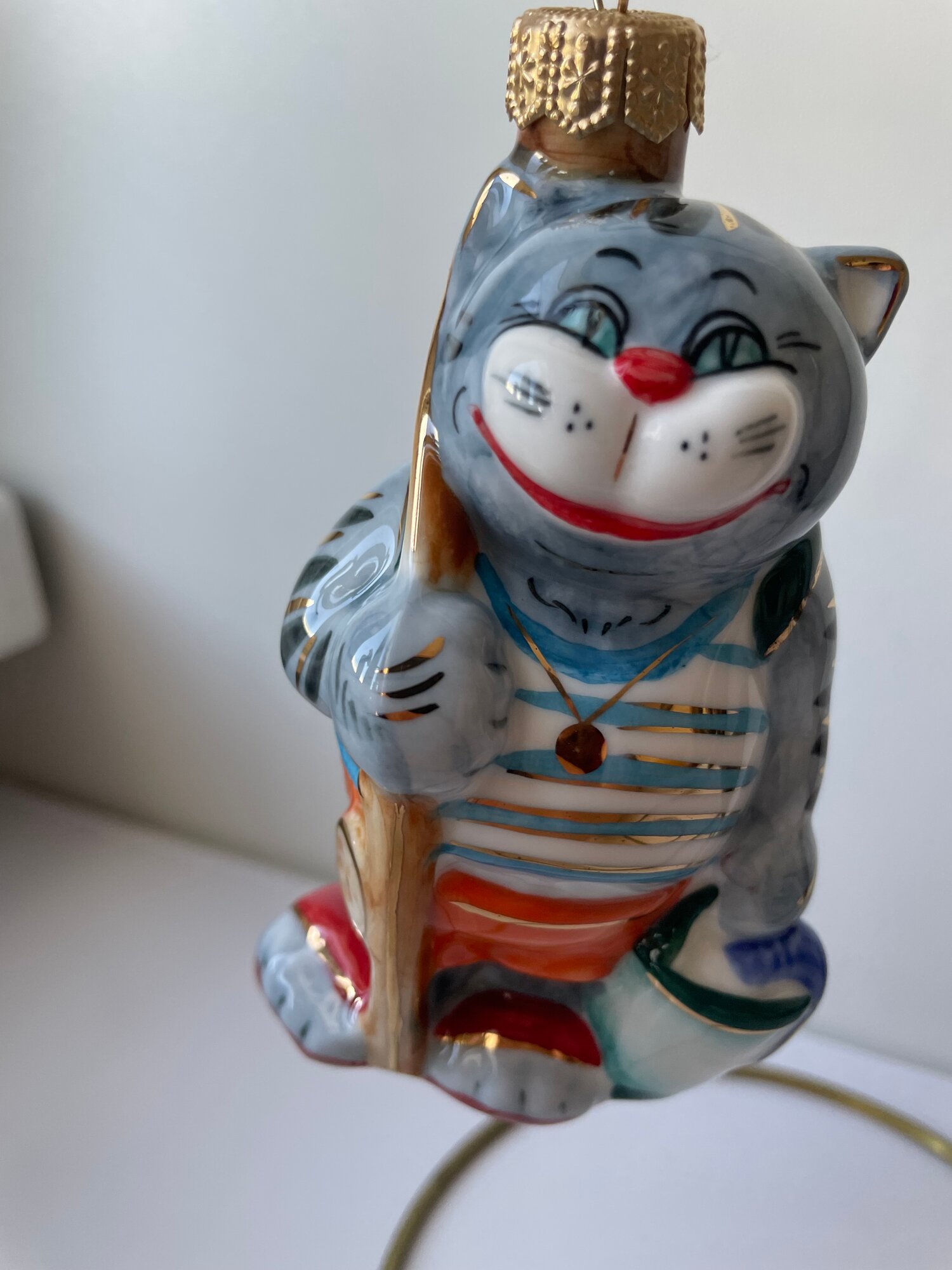 Ёлочная игрушка Кот рыбак. Фарфоровая игрушка от Лефортовского фарфора