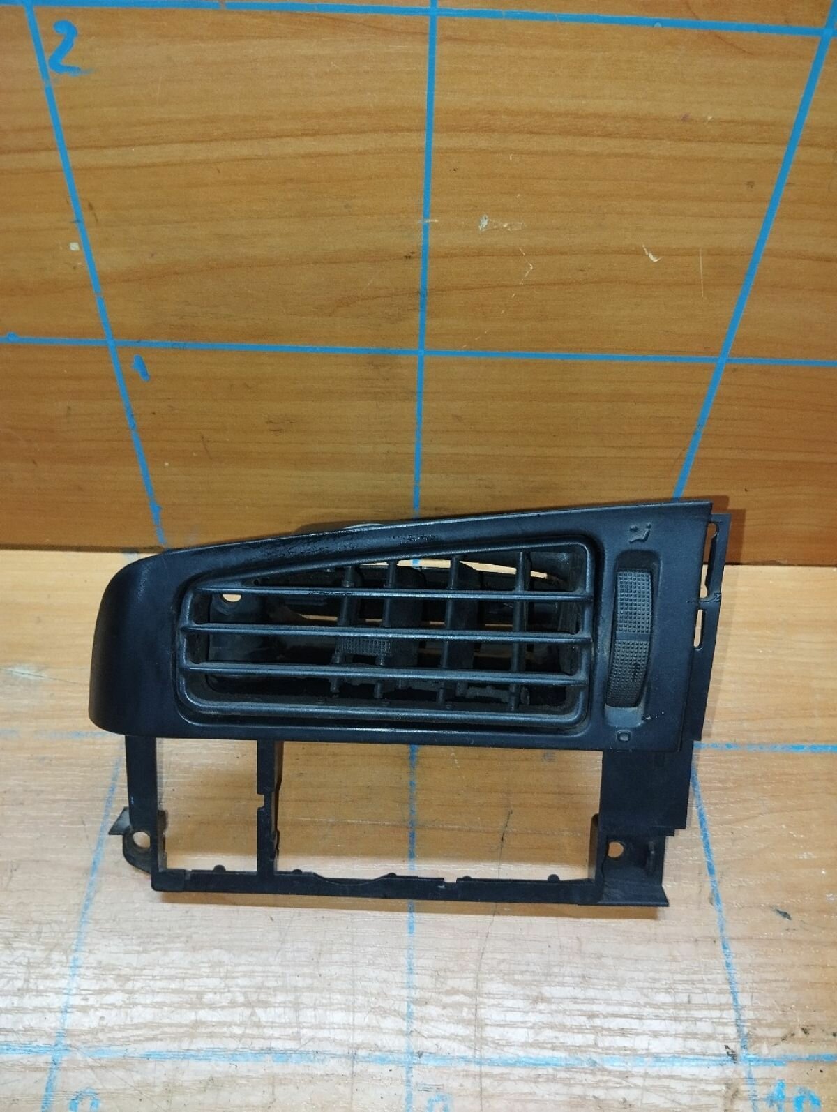 Дефлектор воздушный левый Фольксваген Гольф 3 1,8 Б/У с пробегом