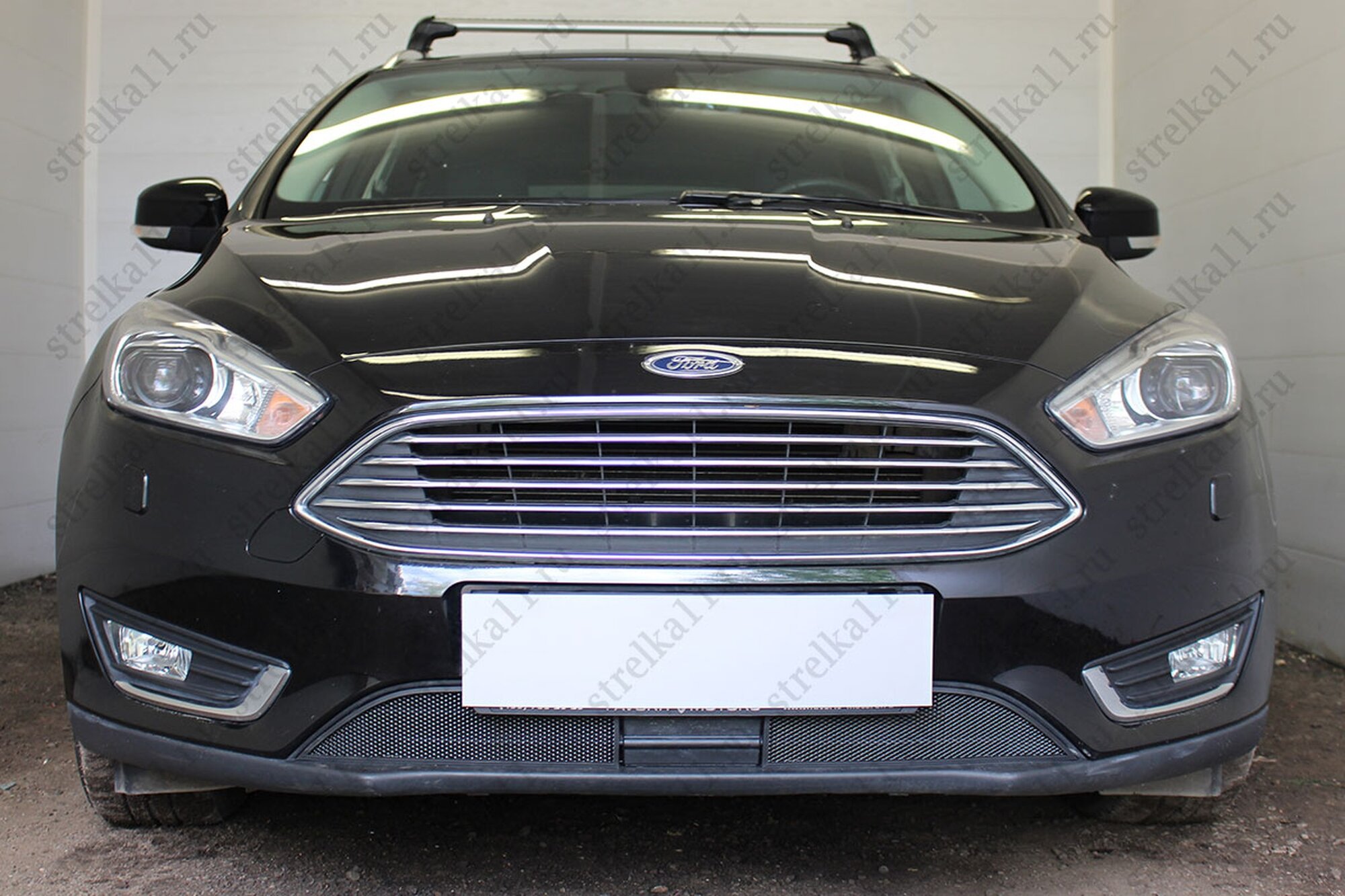 Защитная сетка радиатора с окантовкой для Ford Focus 2014-2019 (III рестайлинг, кроме Titanium), 2шт, с датчиком ACC