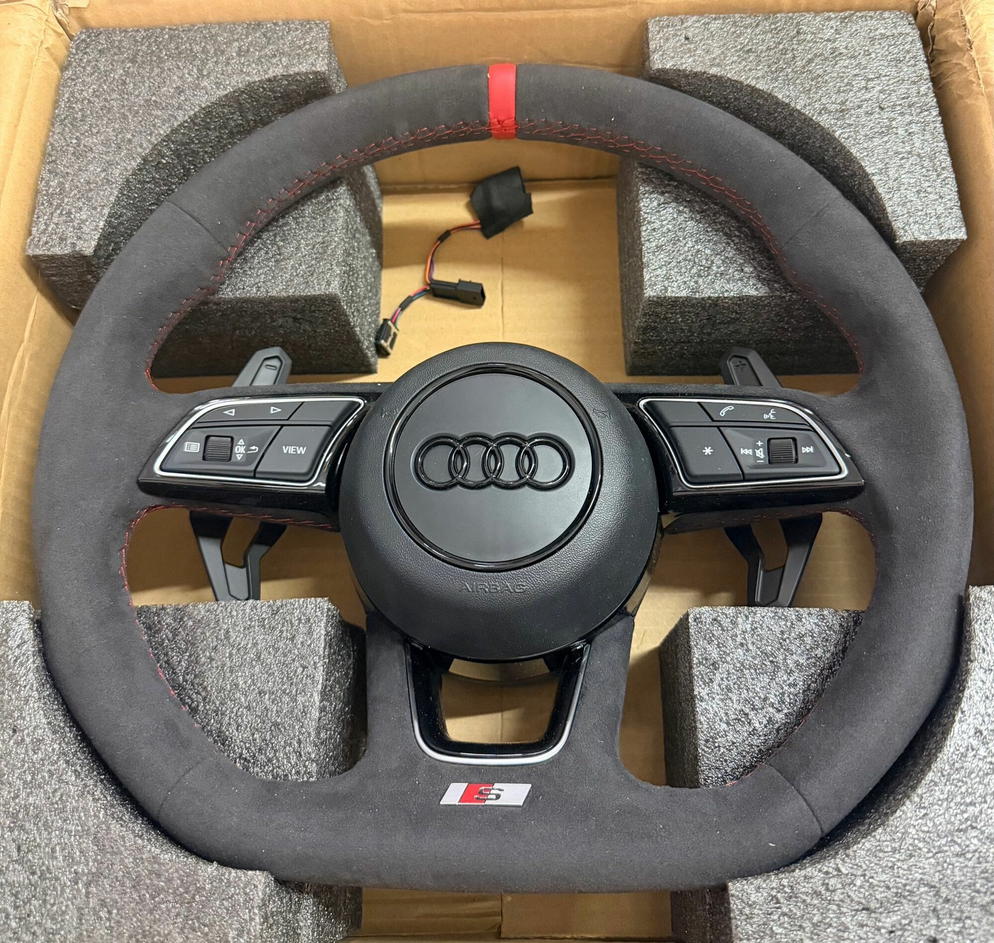 Руль Audi S line A1 A3 A4 A5 алькантара красная строчка красная подсветка