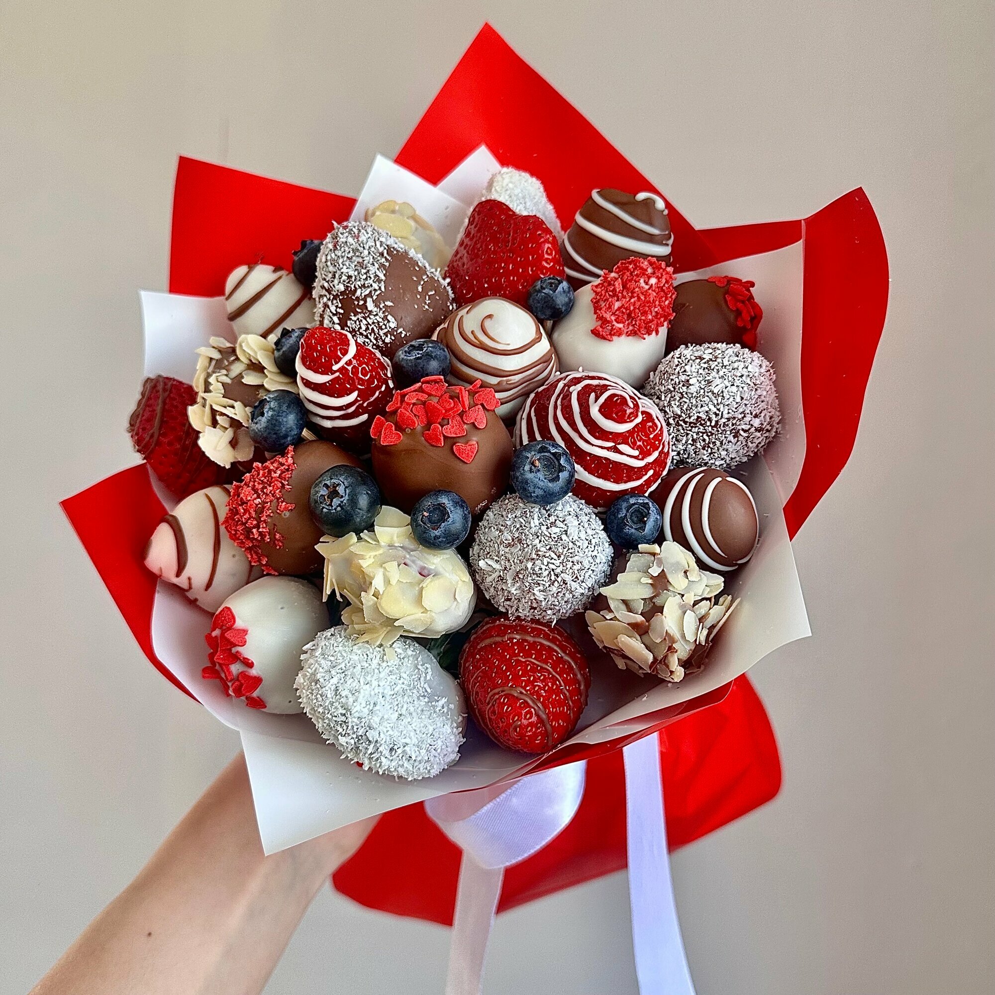 Букет из клубники в белом и молочном бельгийском шоколаде «Ягодное ассорти» 500 грамм ягод в эстетичной упаковке (собирается по весу)