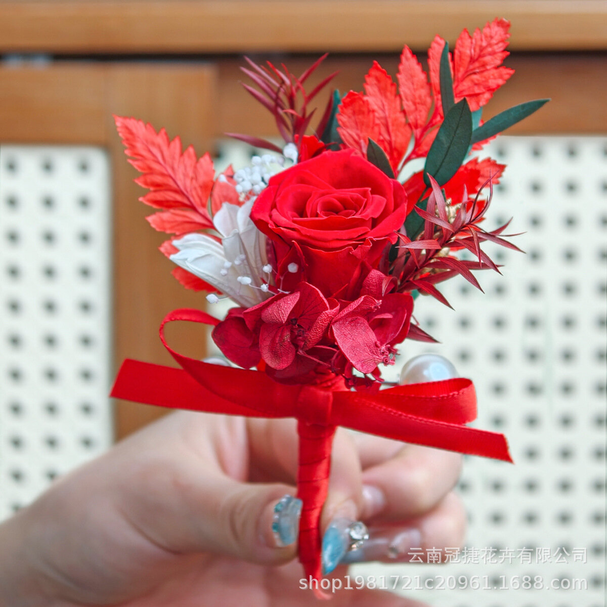 Букет из гортензий в винтажном стиле — изысканный и роскошный свадебный сувенир для жениха и невесты, дополненный брошами и бутоньерками из засушенных роз.