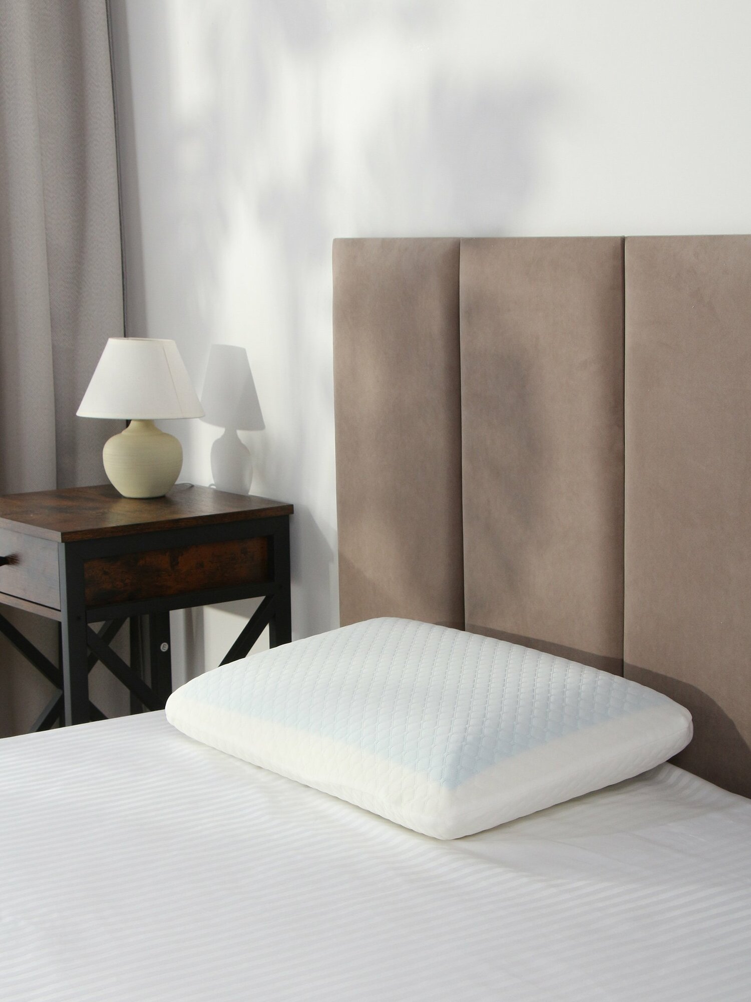 Подушка ортопедическая Silvano 40х60х12 см с эффектом памяти и охлаждающим эффектом, средняя жесткость, белый цвет