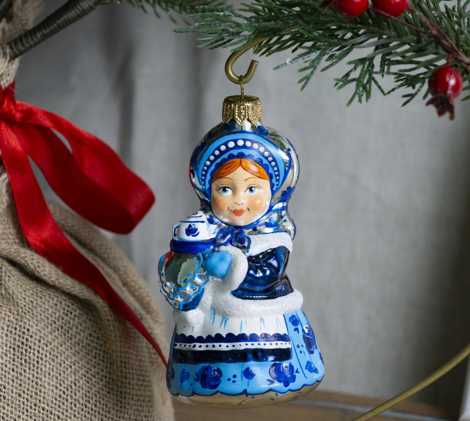 Елочная игрушка Варенька с самоваром