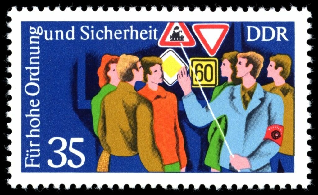 (1975-075) Марка Германия (ГДР) "Дорожные знаки" Безопасность дорожного движения III гашеная