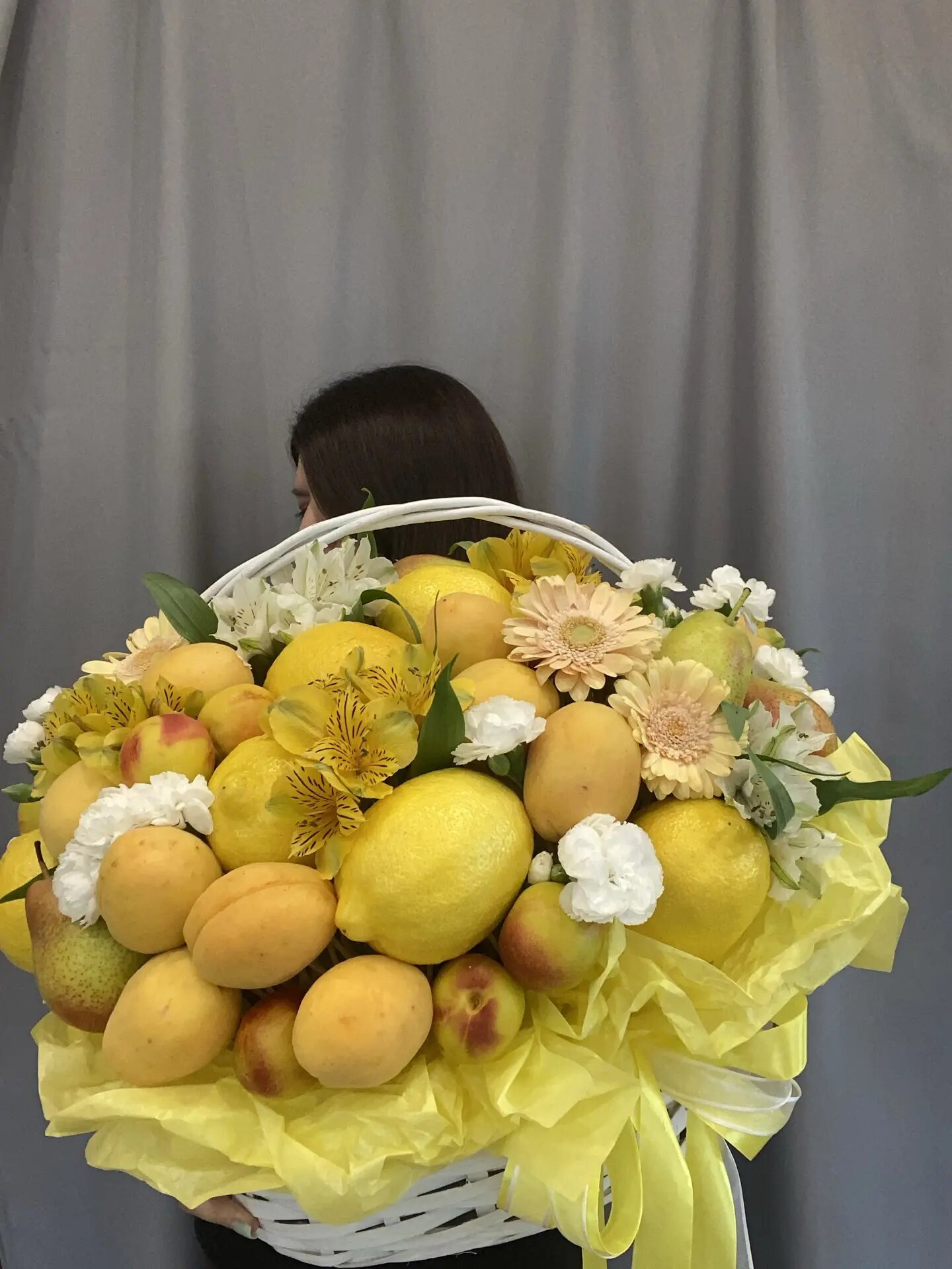 Роскошная композиция из спелых сочных фруктов и живых цветов в плетёной корзине