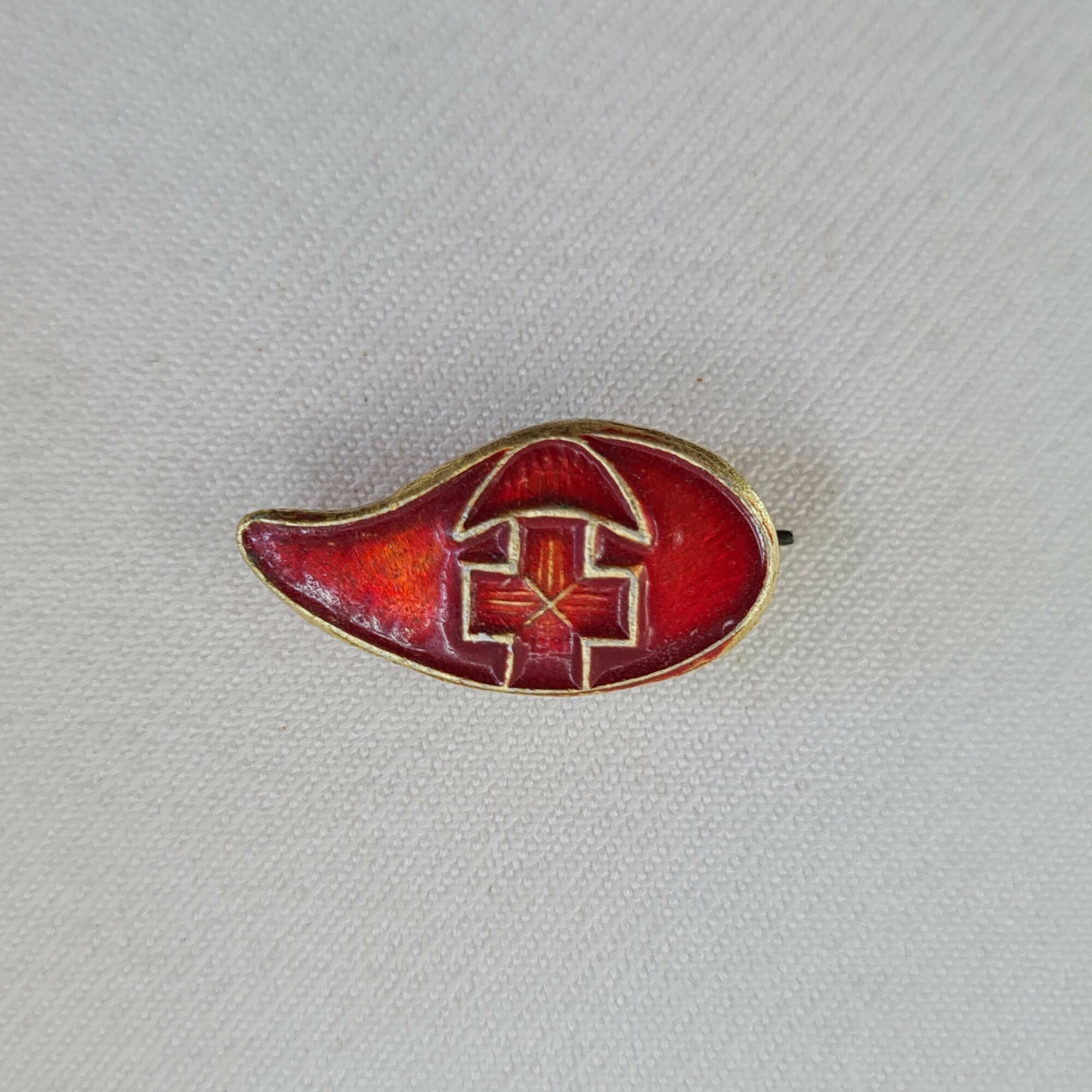 Значок СССР. Красная эмаль, медицина, крест и чаша. Винтажный значек.