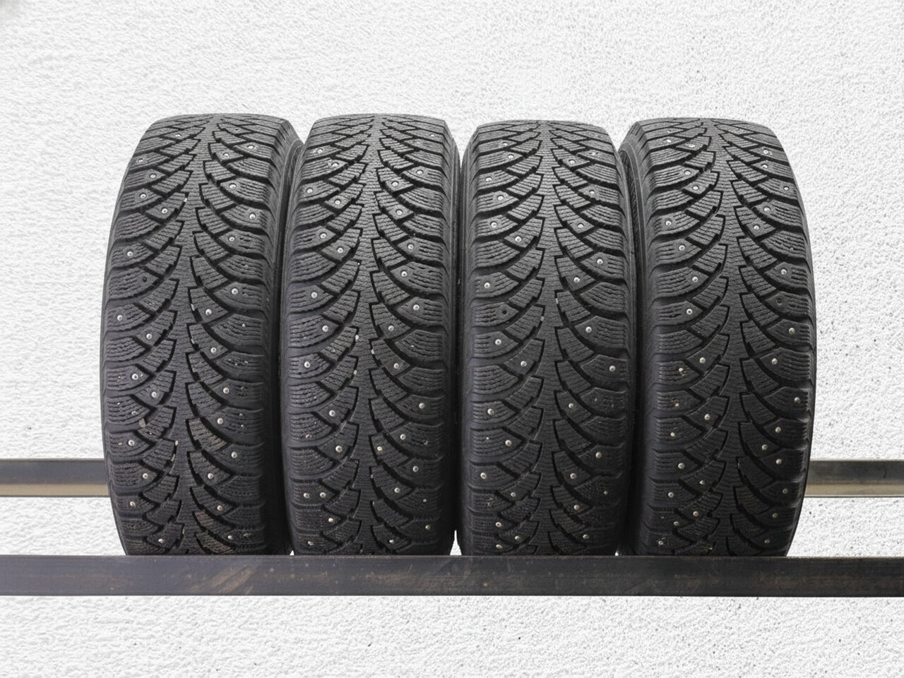Комплект (4 шт) зимних БУ шин шипованные Nokian Tyres Nordman 4 185/65 R15 20% износ TSB052929