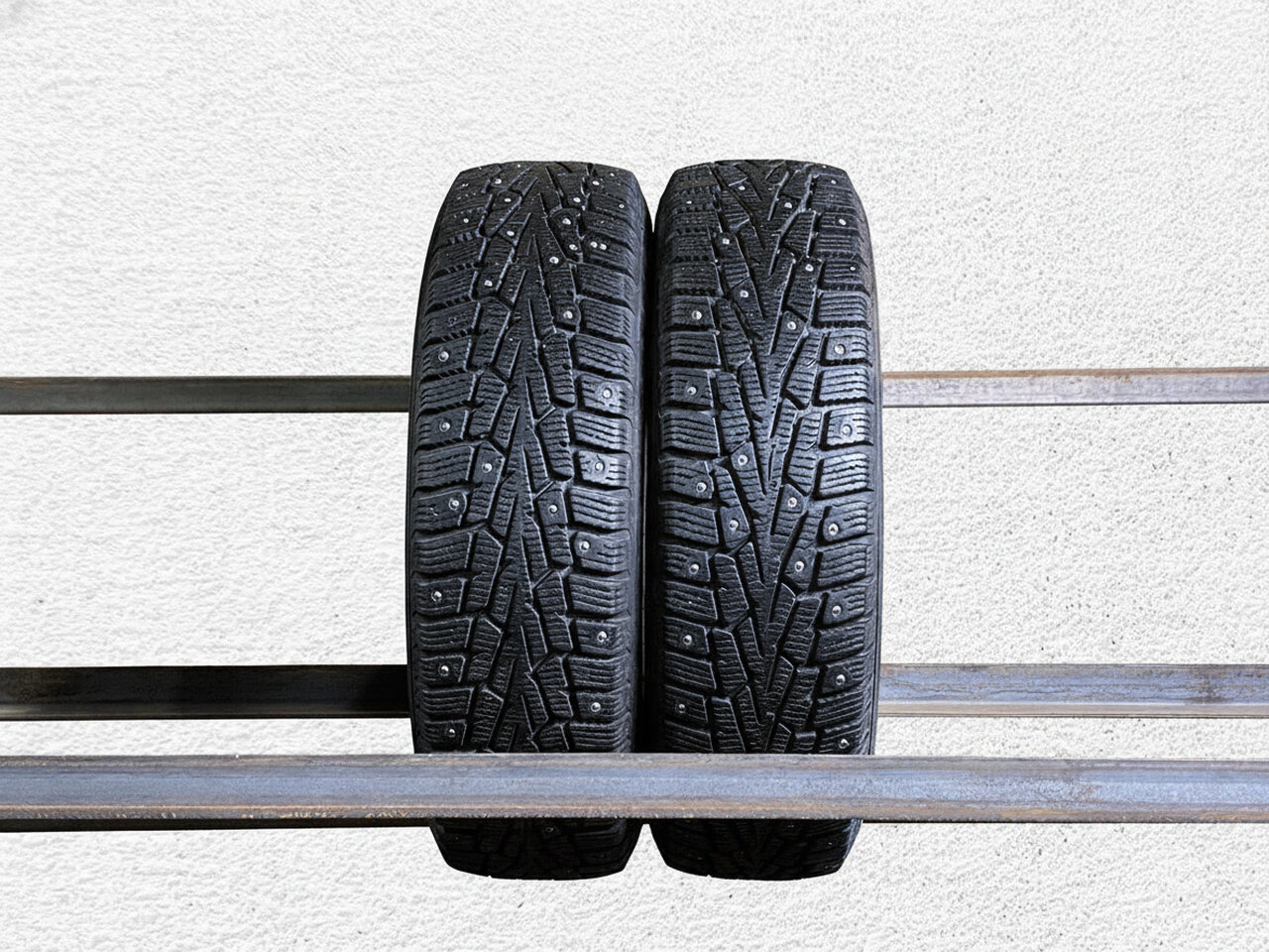 Комплект (2 шт) зимних БУ шин шипованные Cordiant Snow Cross 175/70 R13 15% износ TSB048308
