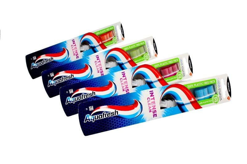 Зубная щетка Aquafresh Intense Clean, средняя