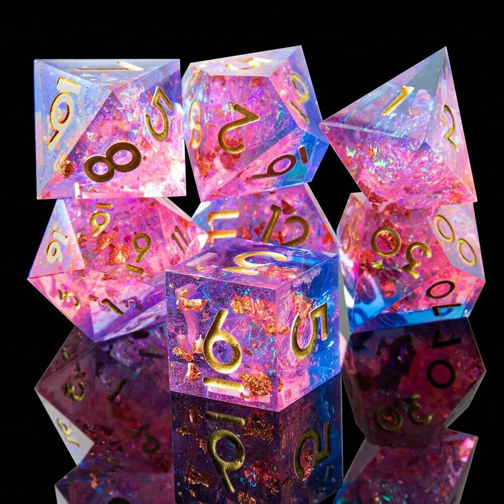 Кубики днд из смолы с острыми краями - Набор дайсов для Dungeons & Dragons, 7 шт. Прозрачные кости с золотыми цифрами на сине-розовом фоне