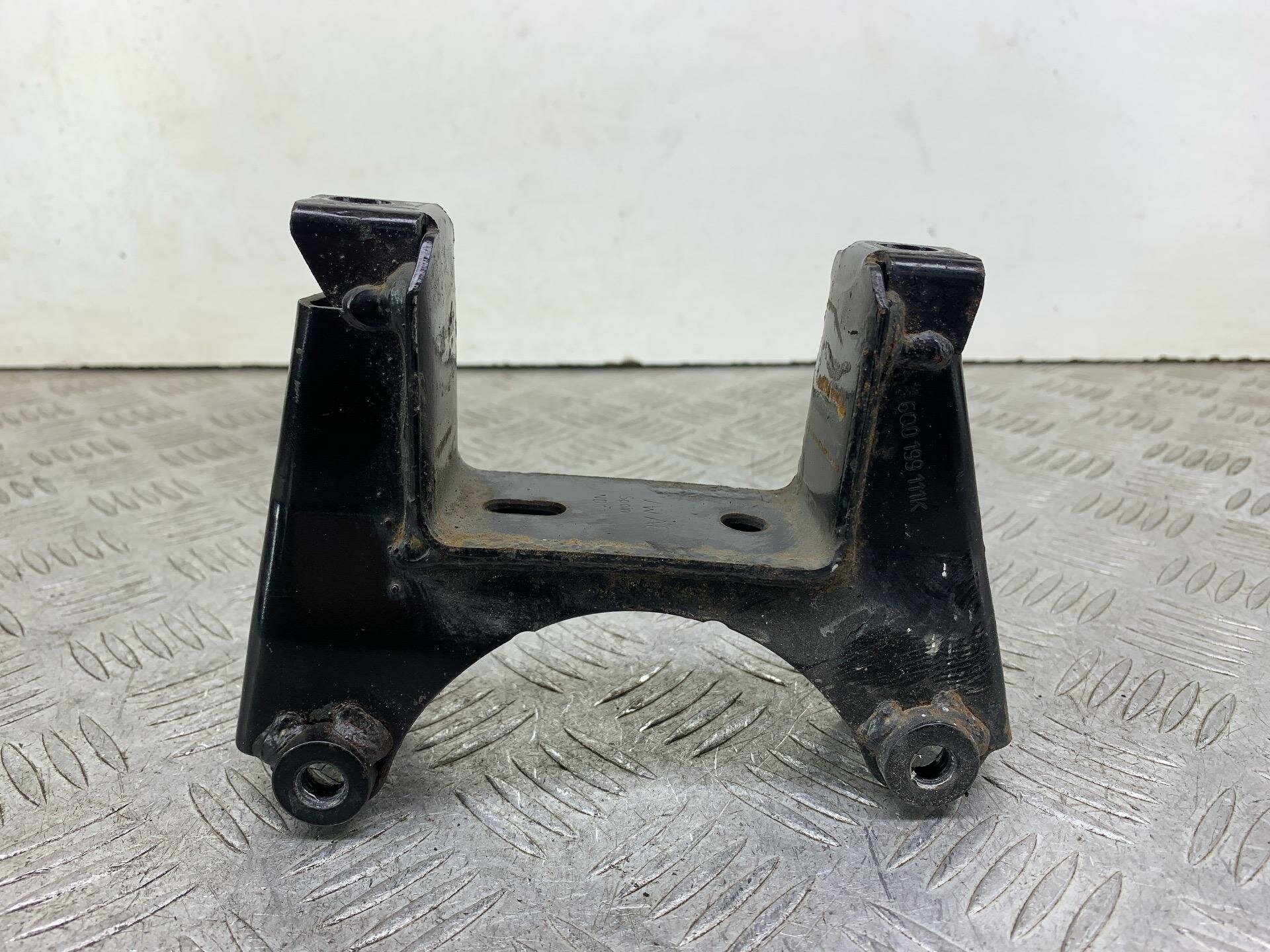 Кронштейн коробки (балка кпп) Volkswagen Polo 4 рест. (2005 - 2009) 6Q0199111K