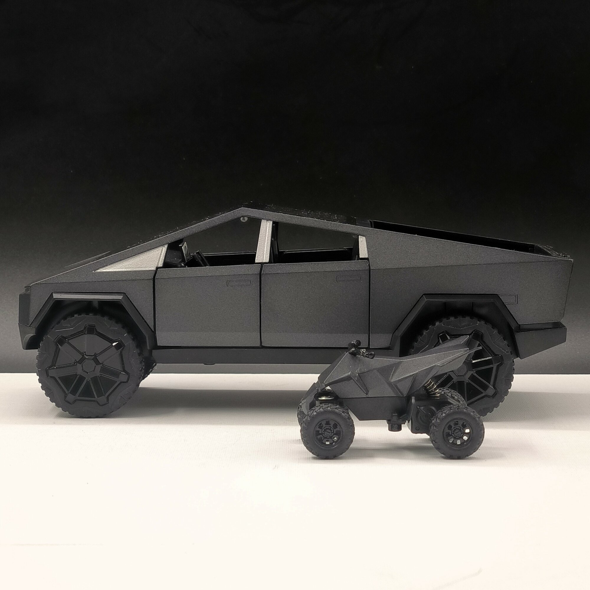 Машинка металлическая Tesla Cybertruck с квадроциклом. Инерционный механизм/свето-звуковое сопровождением. Масштаб 1:24