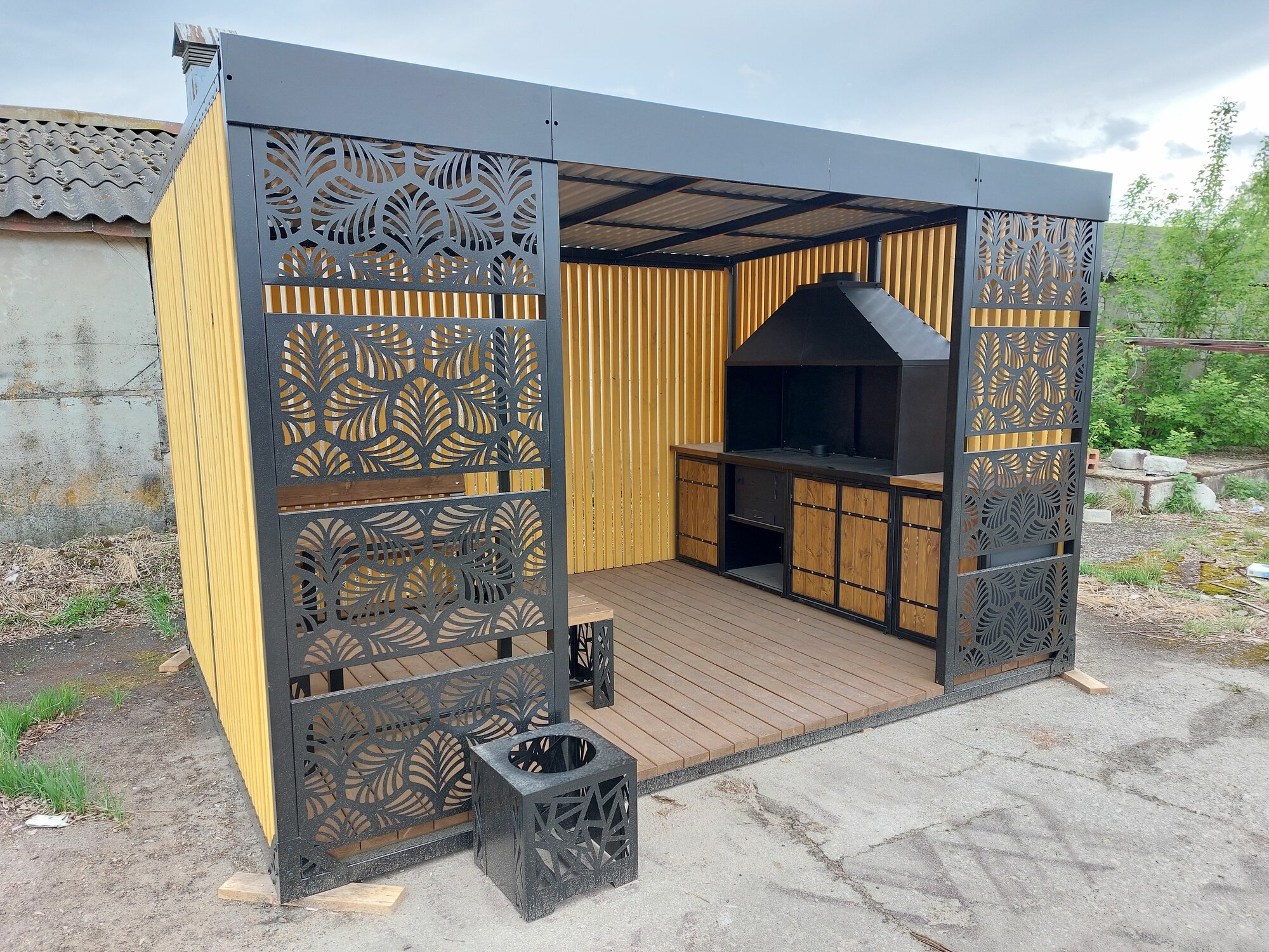 Беседка с мангальной зоной