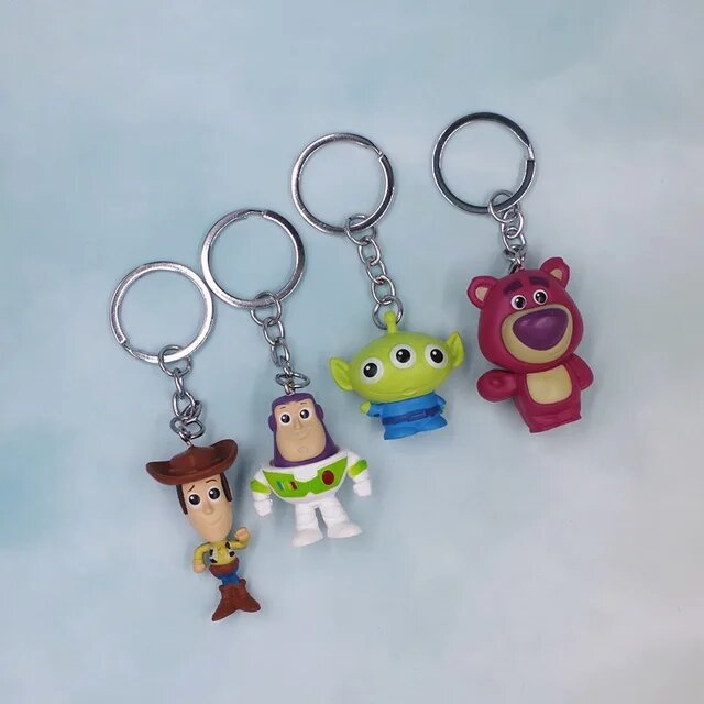 Набор из 4 брелоков Disney Toy Story с Вуди и Баззом Лайтйером, милый брелок в виде инопланетянина и клубничного медведя, очаровательная кукла, сюрприз на день рождения.