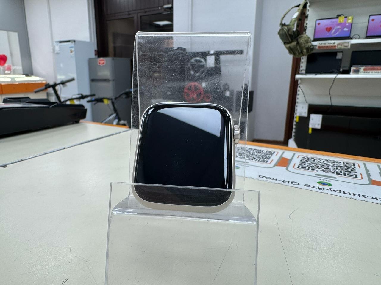 Смарт-часы Apple Watch SE 2022 44mm Silver Aluminum Case with White Sport Band, размер M/L, серебристый, уцененный товар