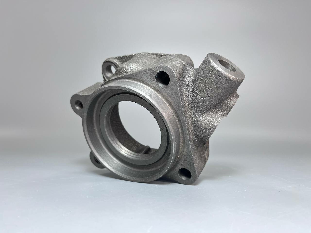 Крышка подшипника вторичного вала коробки переключения передач (КПП) для автомобилей ГАЗ-53, 3307 (арт: 52-1701205), производитель: ГАЗ