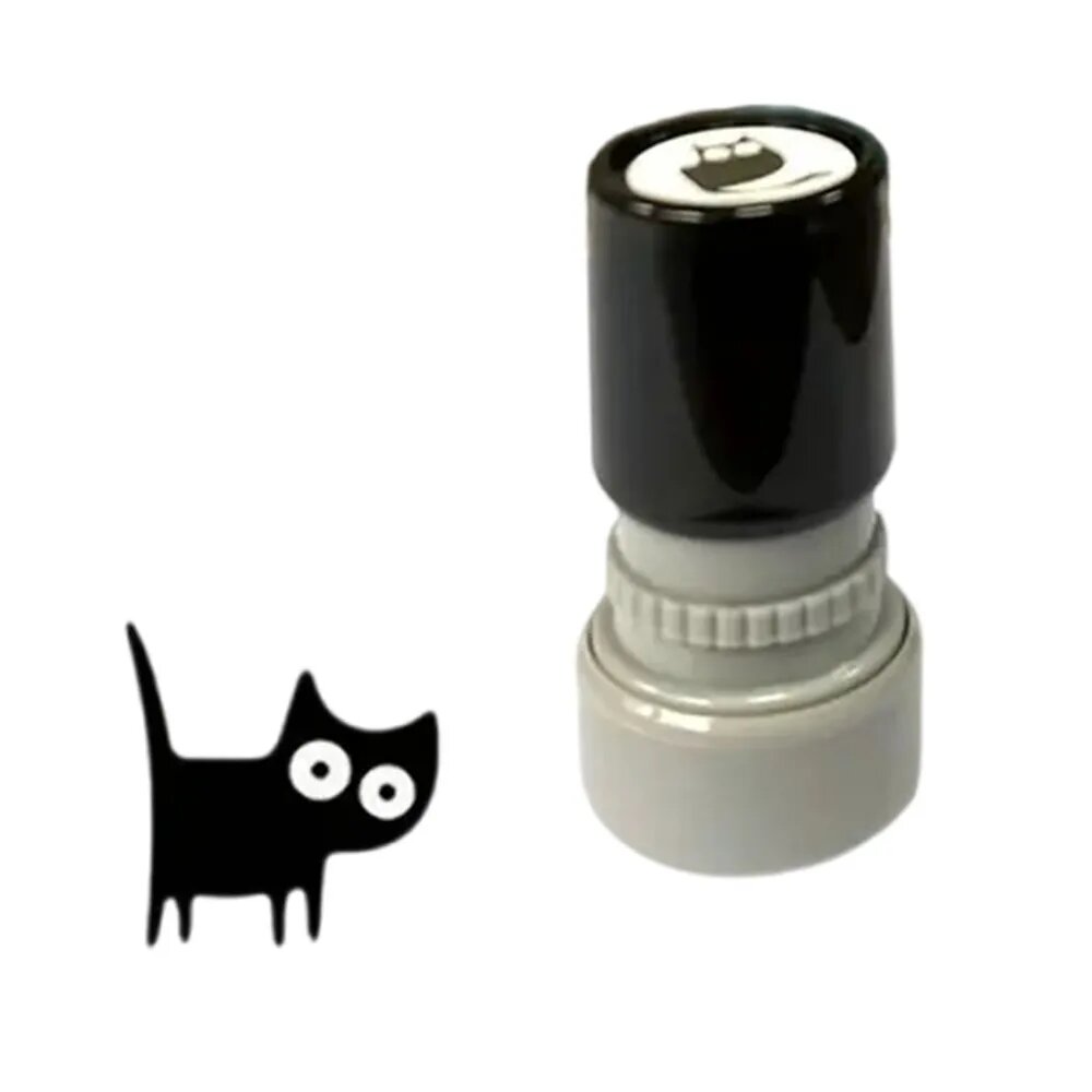 Симпатичный черный кот-тюлень с вертикальным хвостом