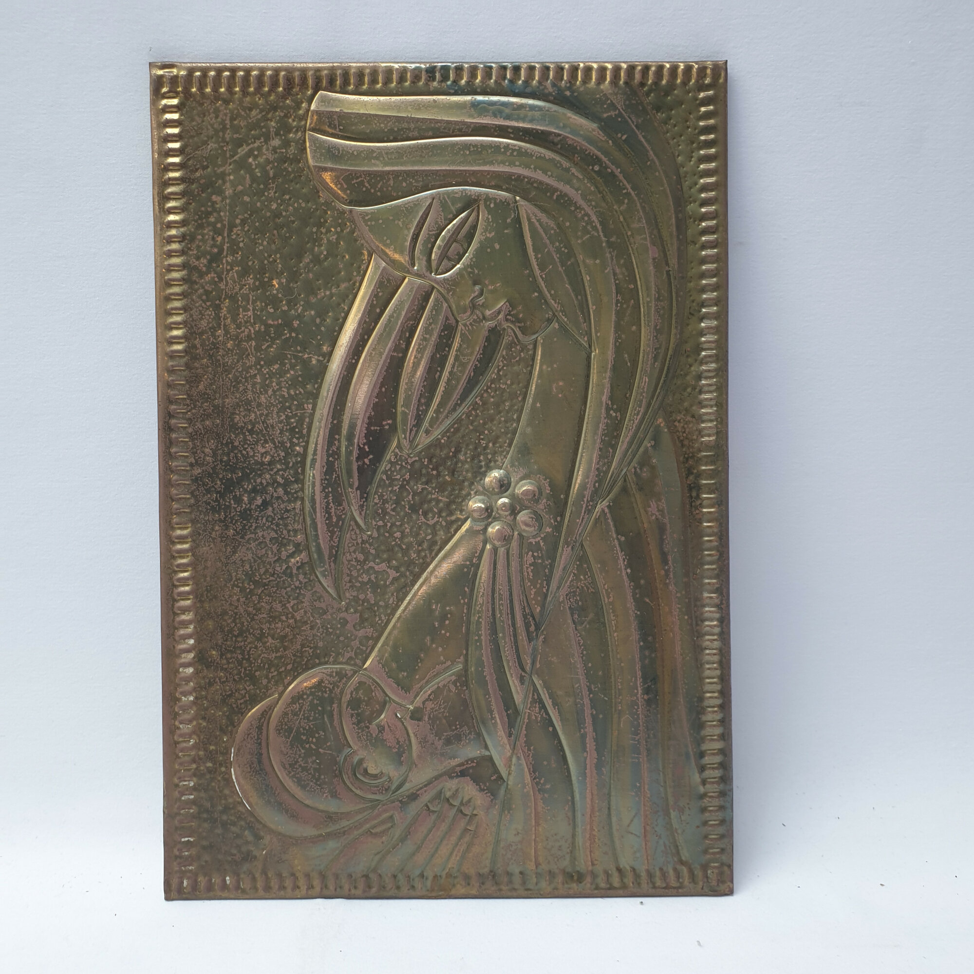 Винтажная чеканка Кормящая мать, размеры 20х28 см, следы времени. СССР