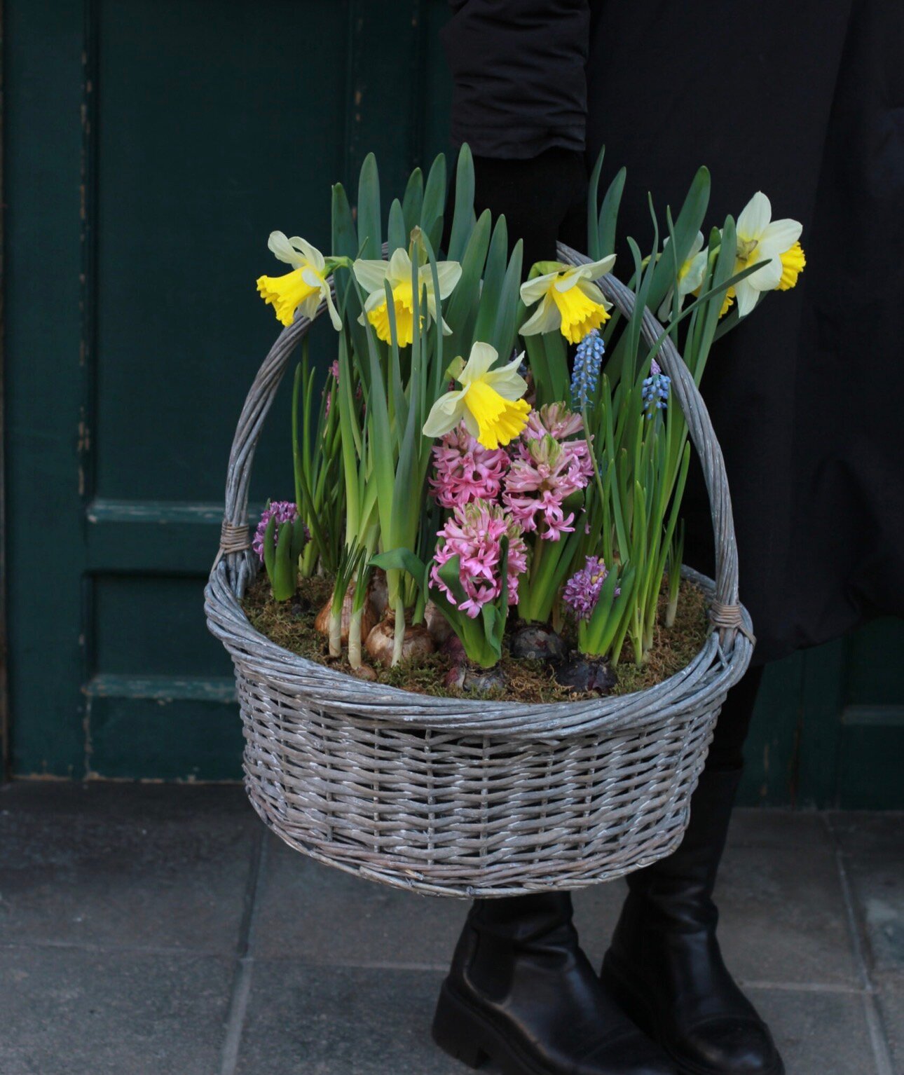 Весенний сад в большой корзине с весенними цветами/ подарок на 8 марта / первоцветы