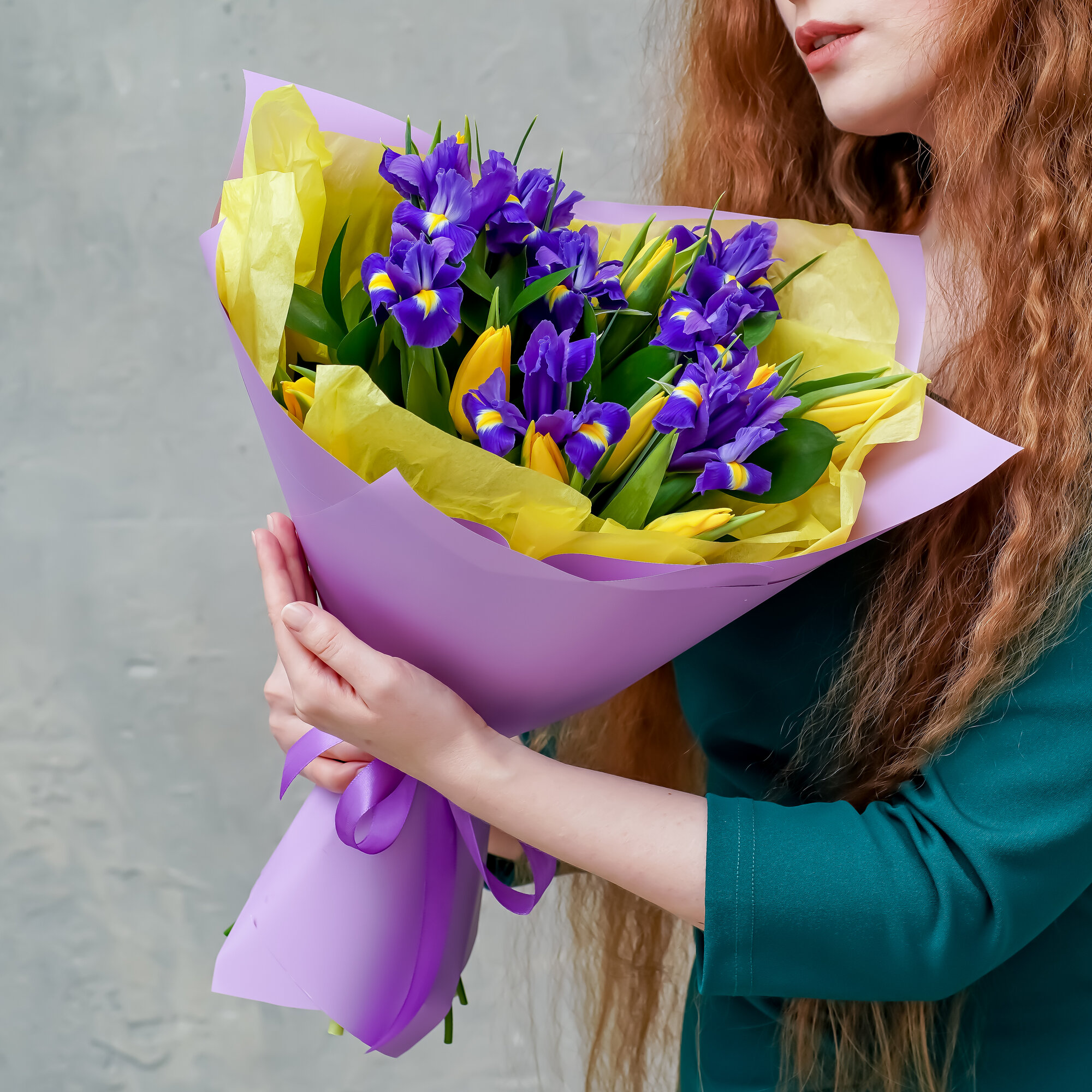 Букет живых цветов Flor-Pro Flowers из синих ирисов и желтых тюльпанов в авторской упаковке Mini