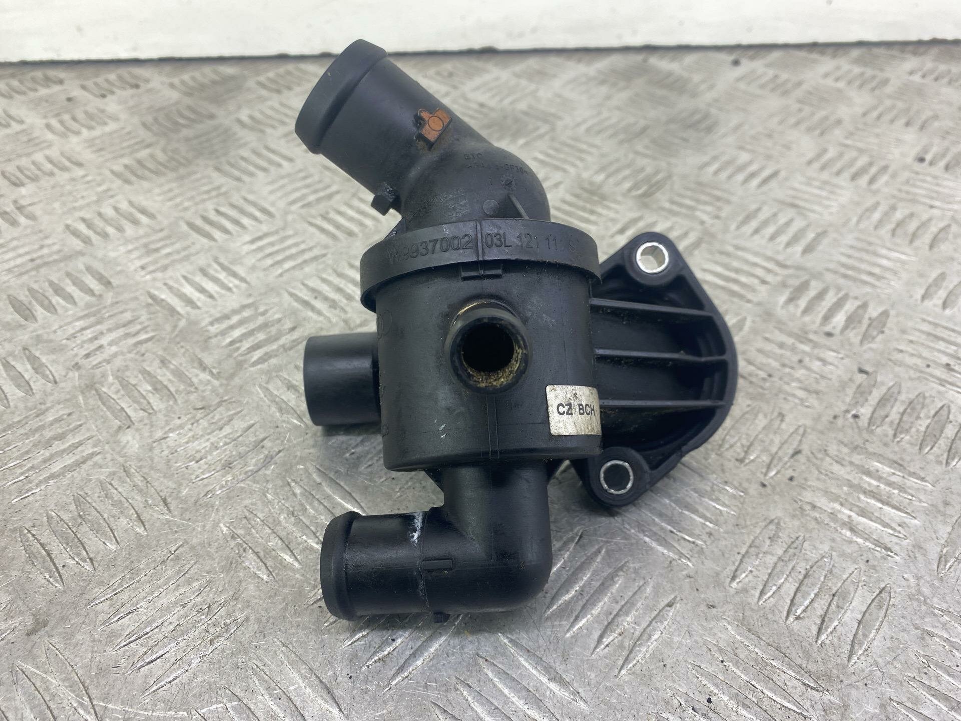 Корпус термостата Skoda Octavia 2 рест. 2011 03L121111S