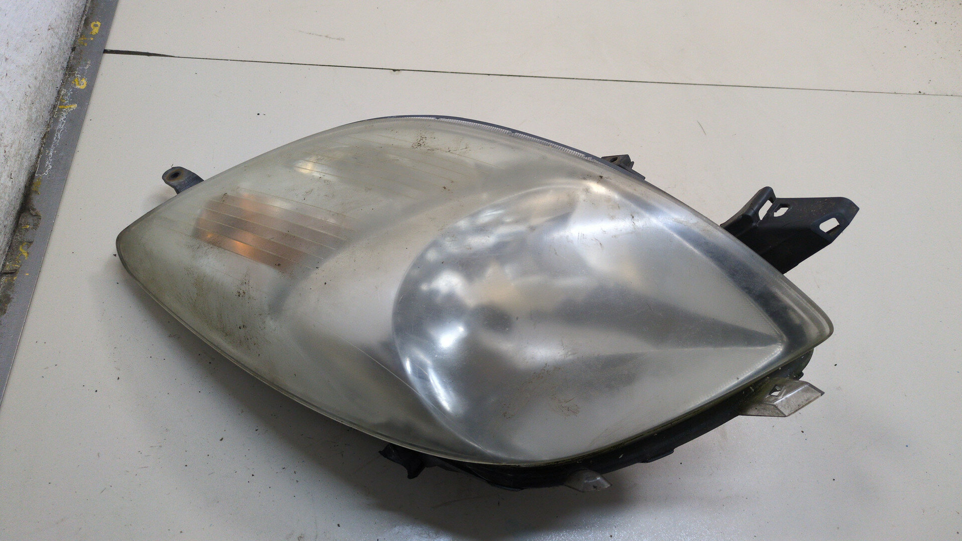 Фара (передняя) правая Toyota Yaris Б/У