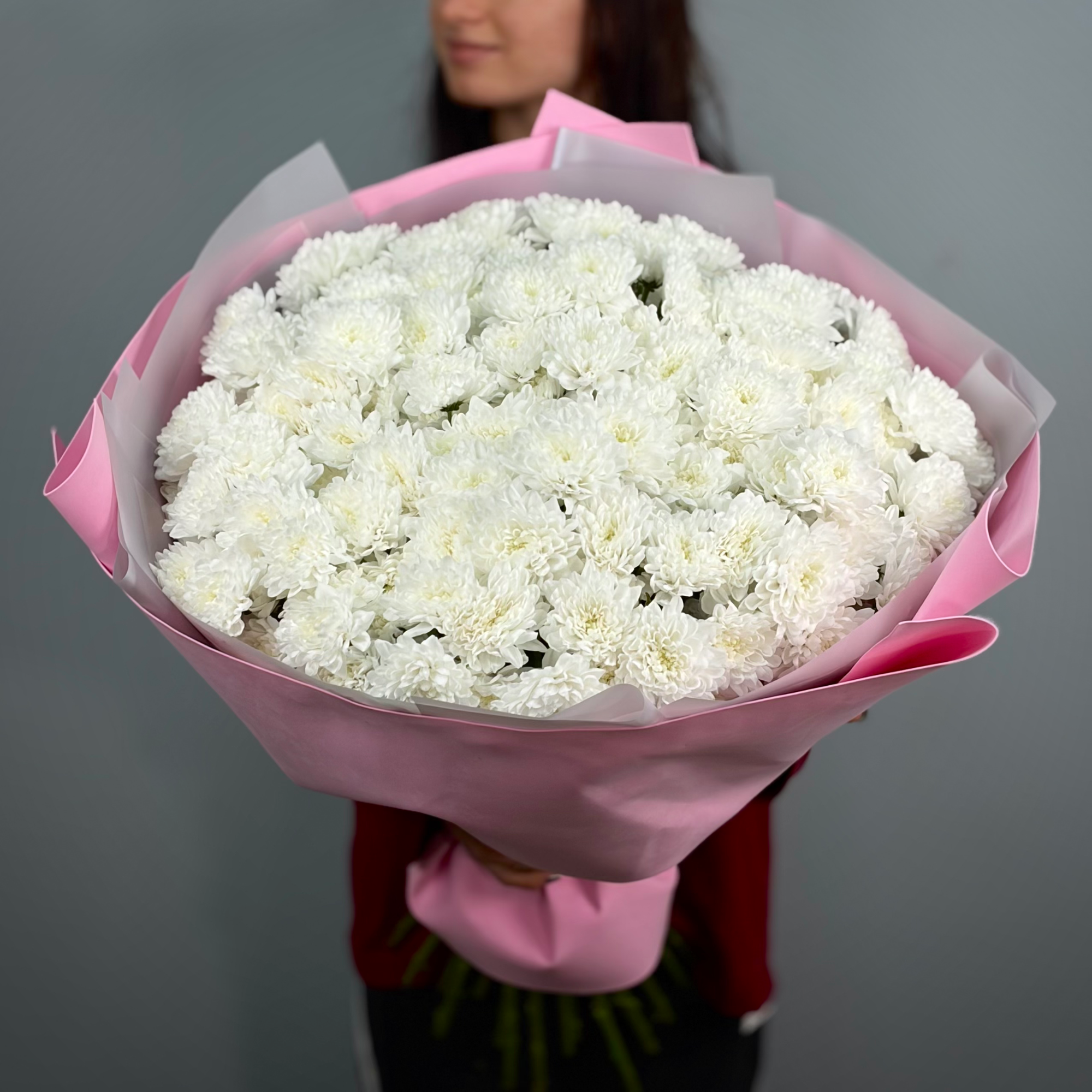 Букет из 25 белых кустовых хризантем в стильной упаковке. «365 Поводов» - живые цветы с доставкой