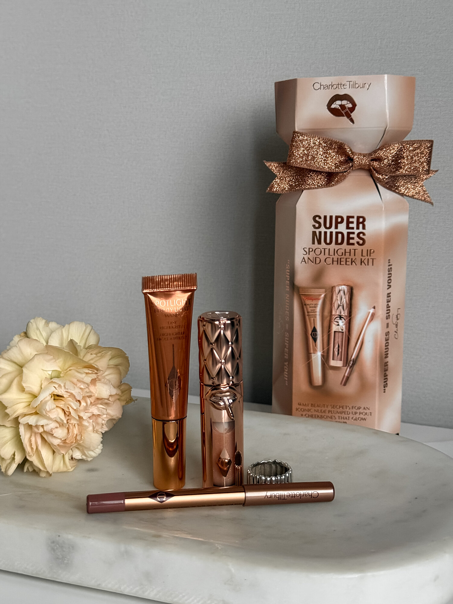 Набор косметики Charlotte Tilbury Super Nudes Spotlight Lip&Cheek Kit (карандаш, блеск, хайлайтер)