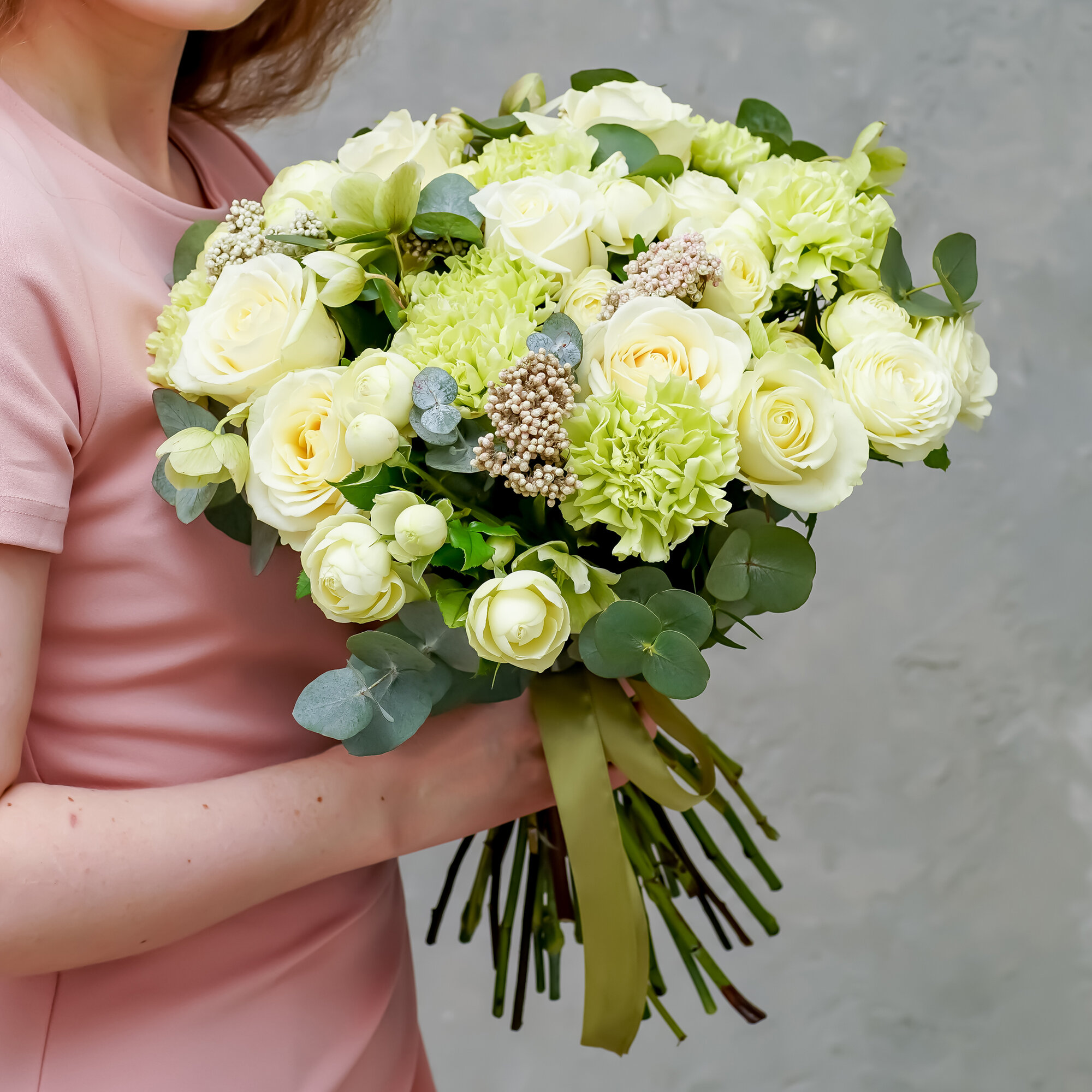 Букет живых цветов Flor-Pro Flowers из роз и гвоздик "Мятная роса" в дизайнерской упаковке