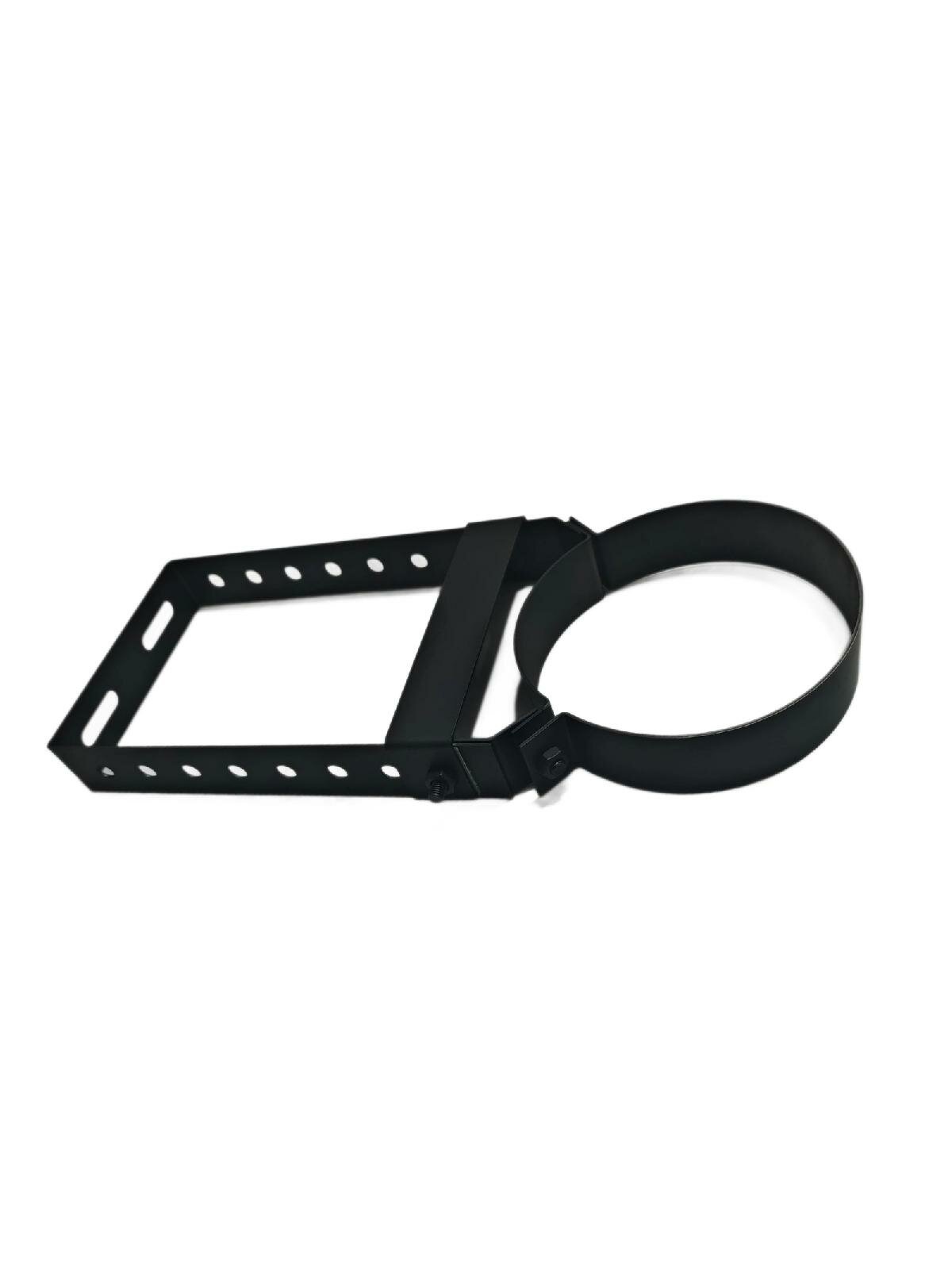 Прочная рама для крепления отопительной трубы из материала толщиной 1,8 мм.