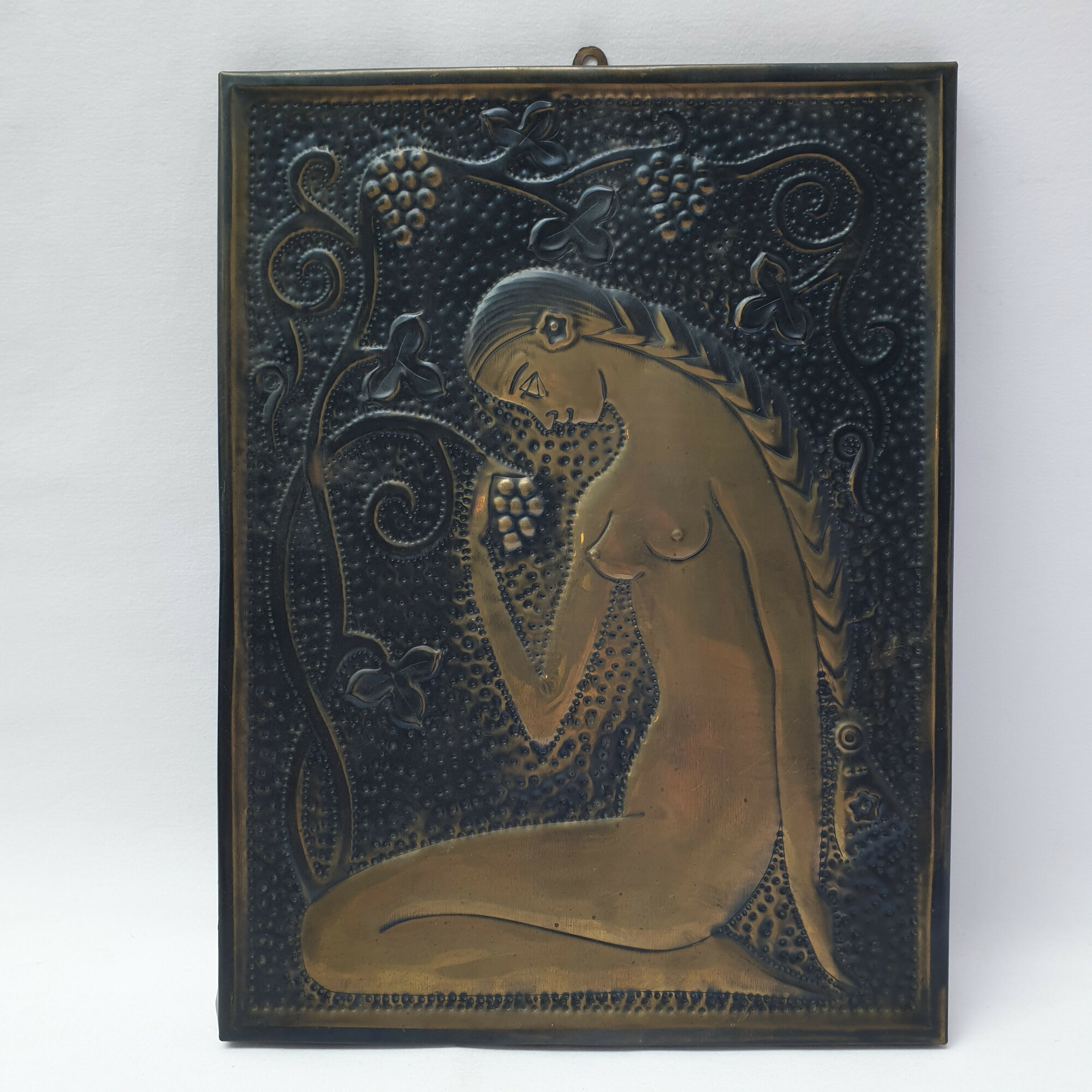 Винтажная чеканка Девушка с виноградом 22х30 см, СССР.