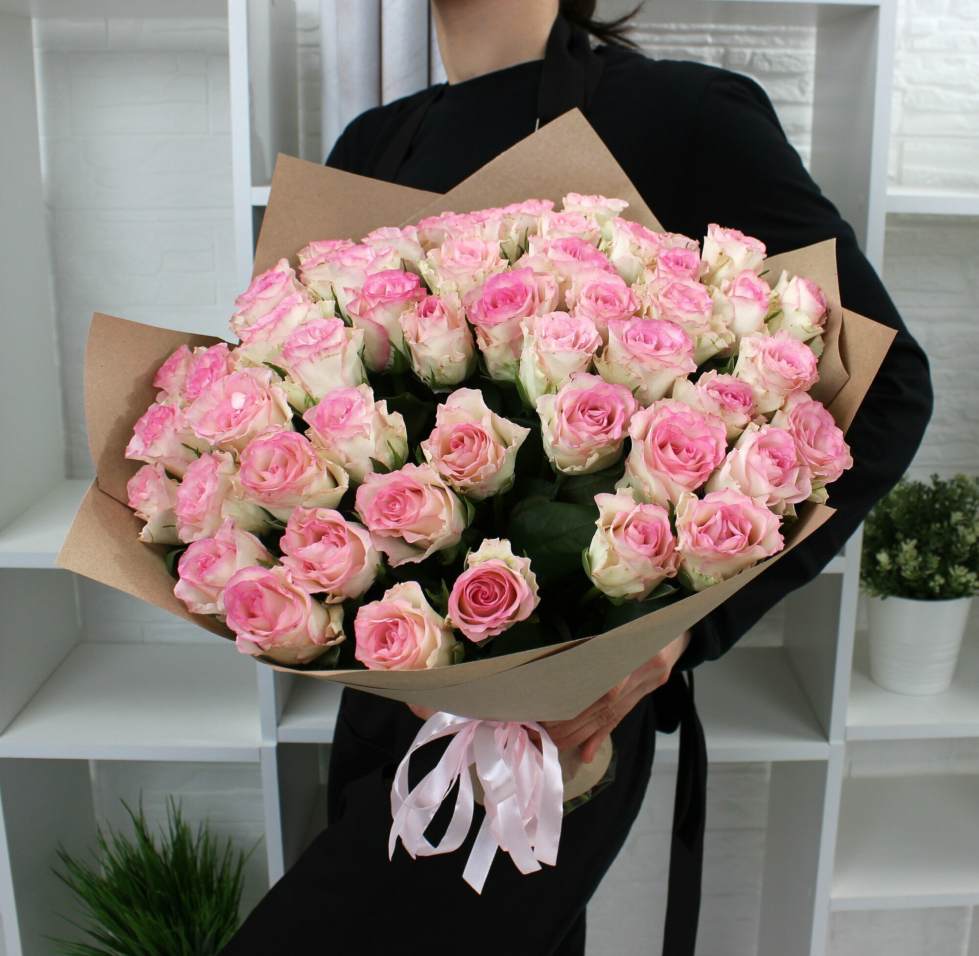 Монобукет THE FLOREAL бело-розовая роза 51 штука, высота 40 см, с бантом