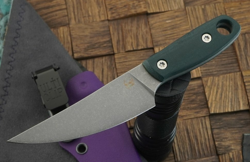 Нож с фиксированным клинком Barmaley Knives Буратино, сталь AUS-10Co, SW, рукоять изумрудная джинсовая микарта