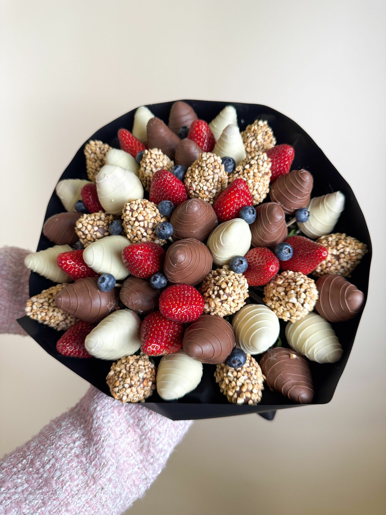 Подарочный букет из клубники в шоколаде "Sweet pleasure" 55 ягод