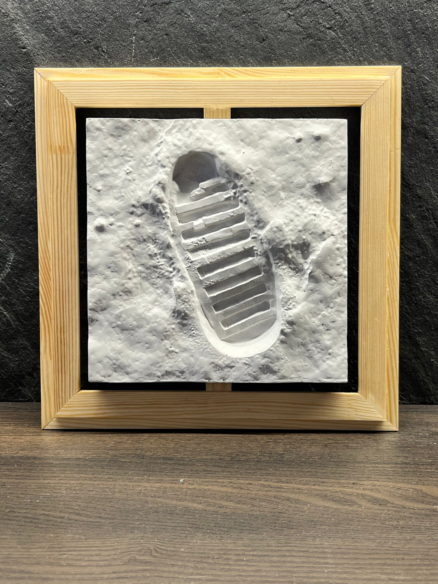 “След Нила Армстронга на Луне” - Рельеф из гипса 18×18 см, реконструированная по фото поверхность миссии Аполлон 11