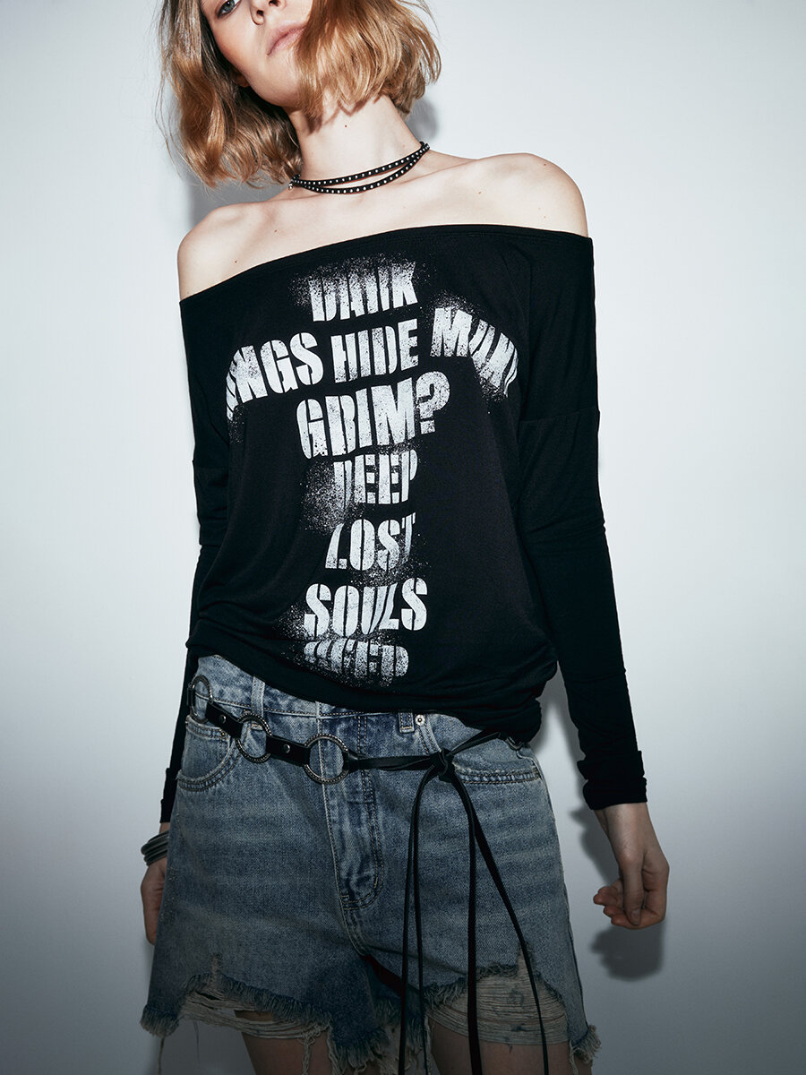 Лонгслив с открытыми плечами и принтом