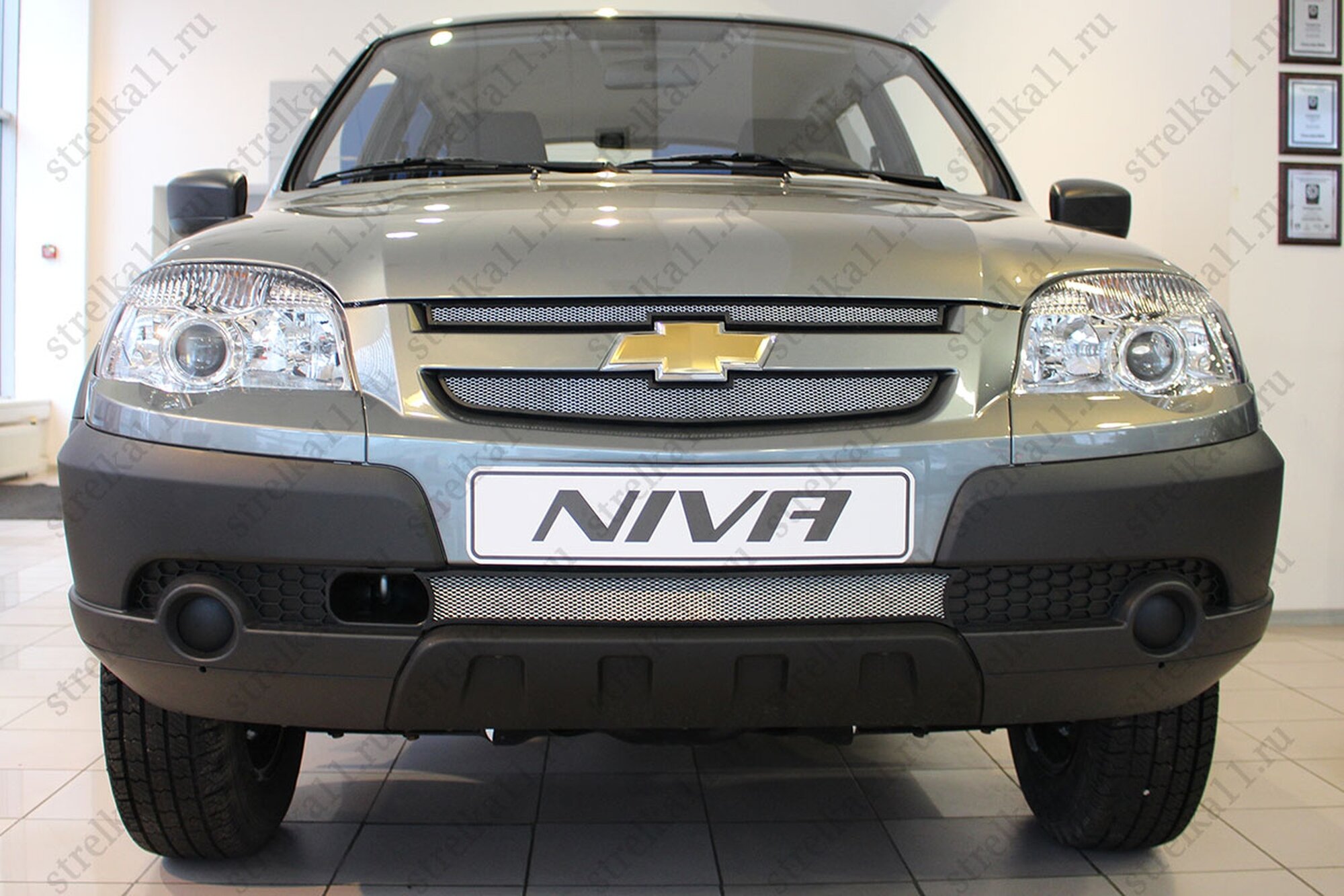 Защитная сетка радиатора с окантовкой и защелками для Chevrolet Niva 2009-2020 (I рестайлинг), 3шт, (L / LC / GL / LE / LE+), хром