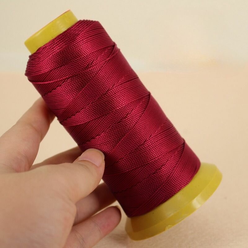 Браслет из плетеной проволоки в виде башни из нитей