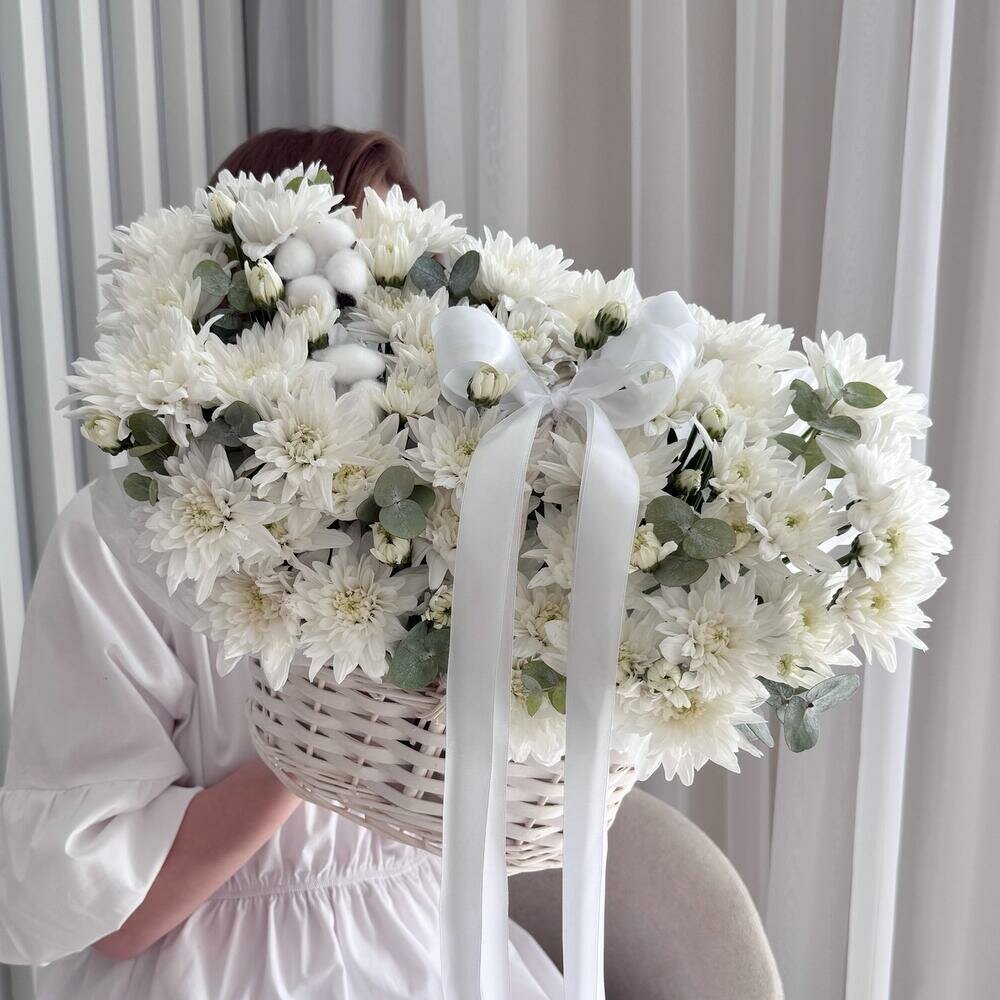 Корзина с цветами: хризантема и веточки эвкалипта Размер М