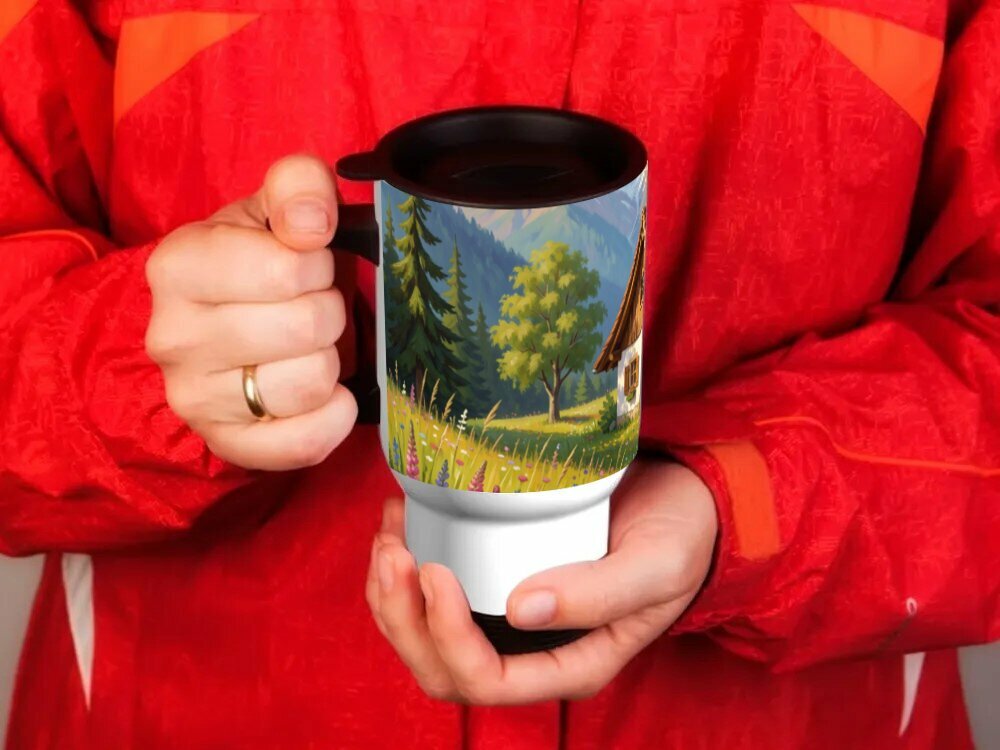 Тремокружка для авто с принтом "Альпийский домик у гор. Уютное шале в цветущем лугу на фоне высоких заснеженных вершин, хвойных деревьев и ясного неба. Живописный, солнечный." 0.5 л.