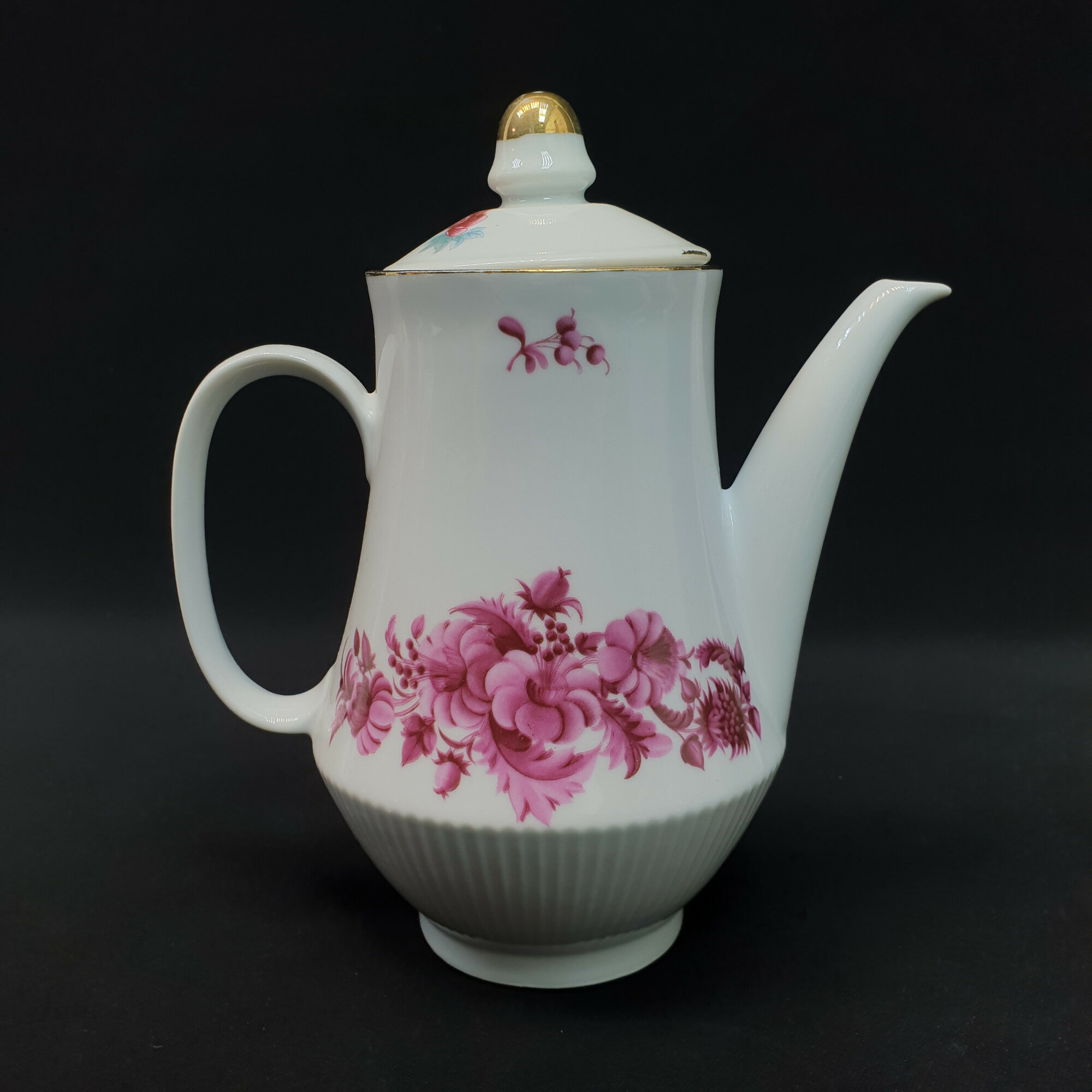 Кофейник фарфоровый винтажный, СССР. Малаховка. Розовые цветы, роспись золотом.