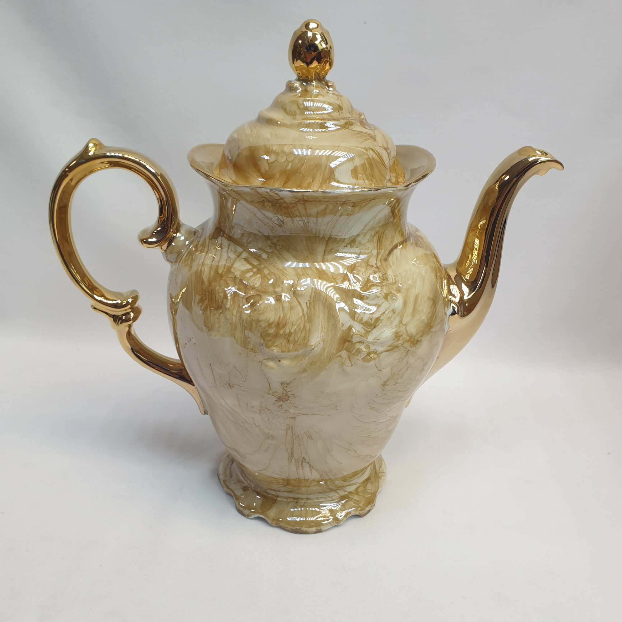 Кофейник фарфоровый, винтажный, СССР. Роскошный декор с золотыми элементами.
