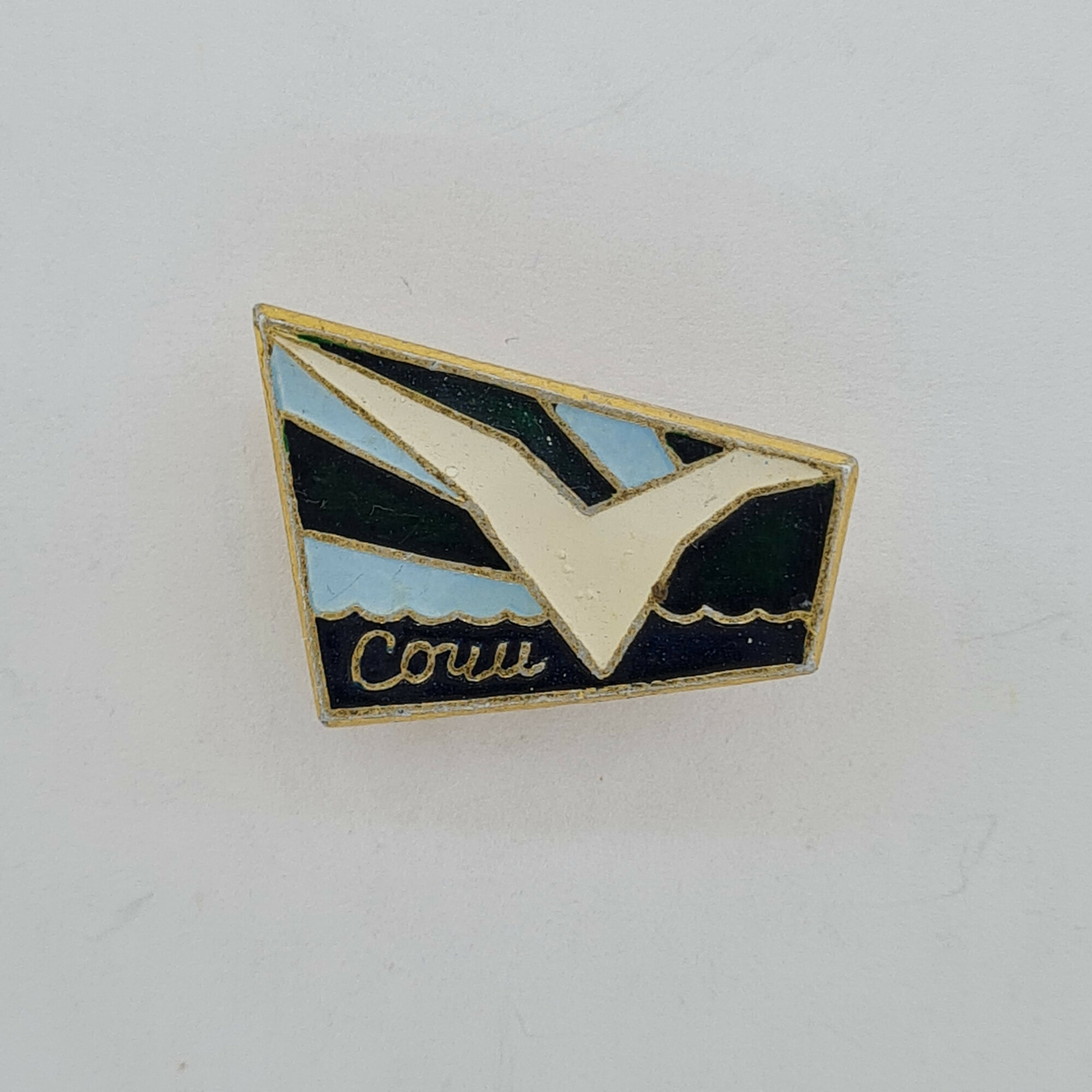 Значок СССР. Сочи, чайка над морем, курортный город. Винтажный значек.