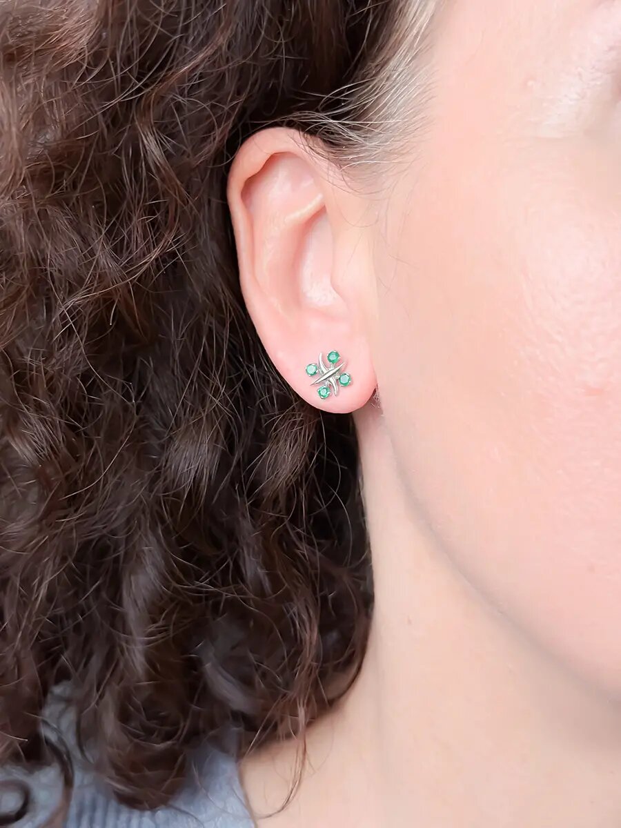 Серьги пусеты, серебро, 925 проба, родирование, изумруд