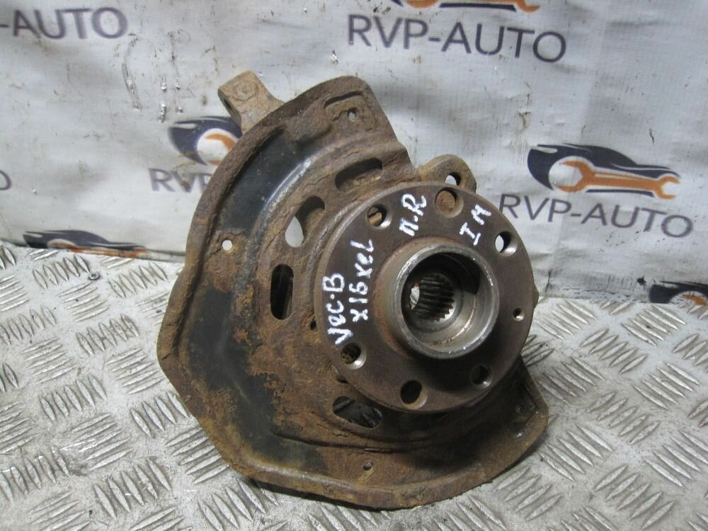 Кулак поворотный передний правый Opel Vectra B